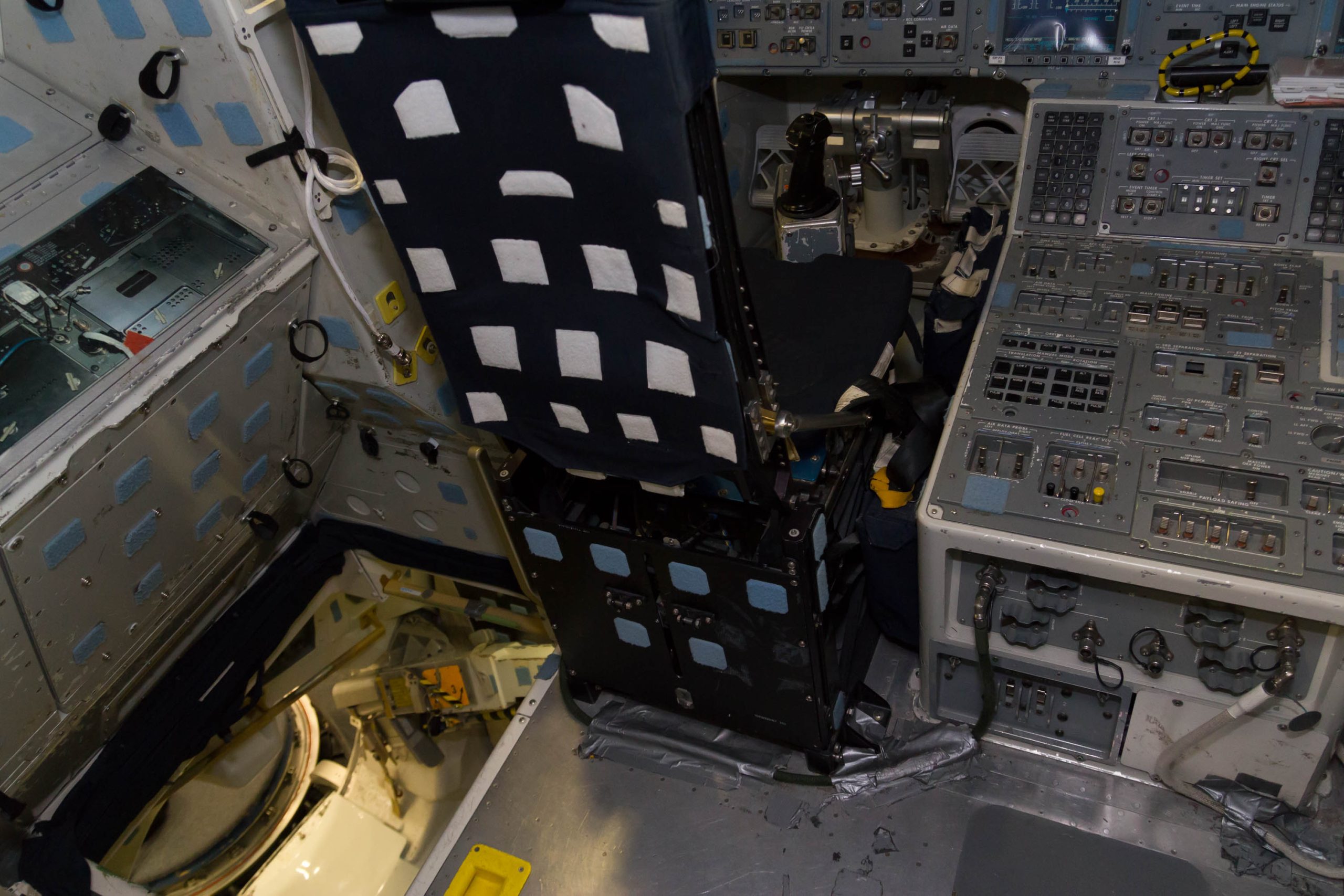 A detailed photo tour of NASA’s space shuttle cockpit trainer - Ars ...