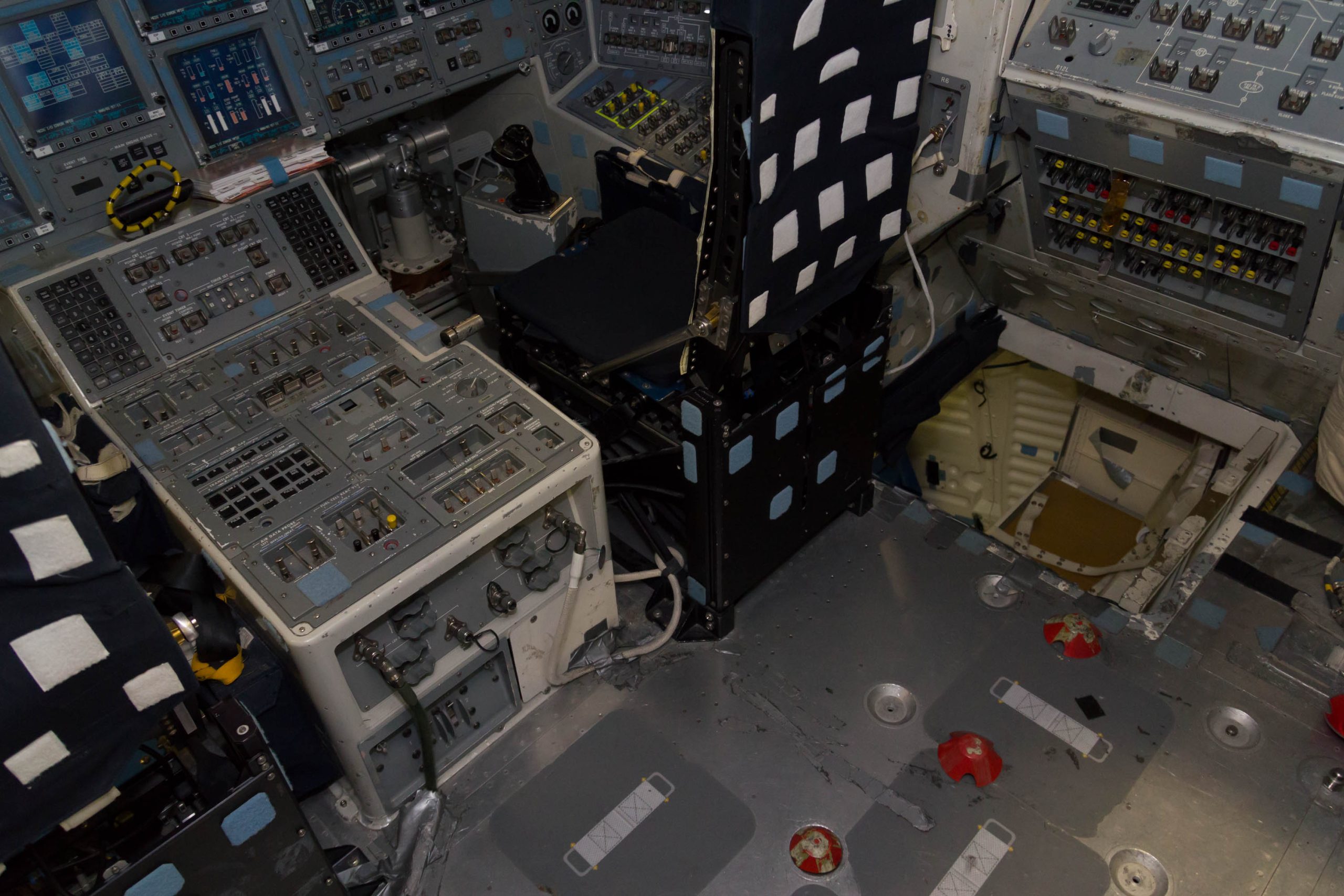 A detailed photo tour of NASA’s space shuttle cockpit trainer - Ars ...