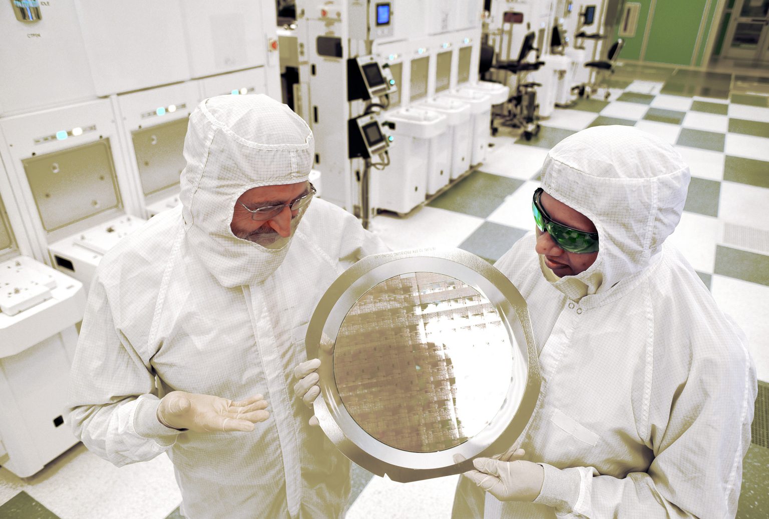 Beyond silicon: IBM unveils world’s first 7nm chip - Ars Technica