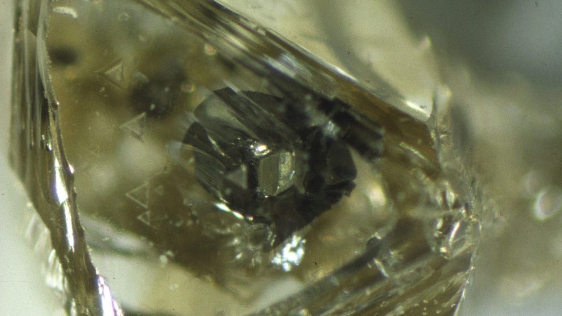Water trapped inside diamonds gives us a peek at the Earth’s mantle ...