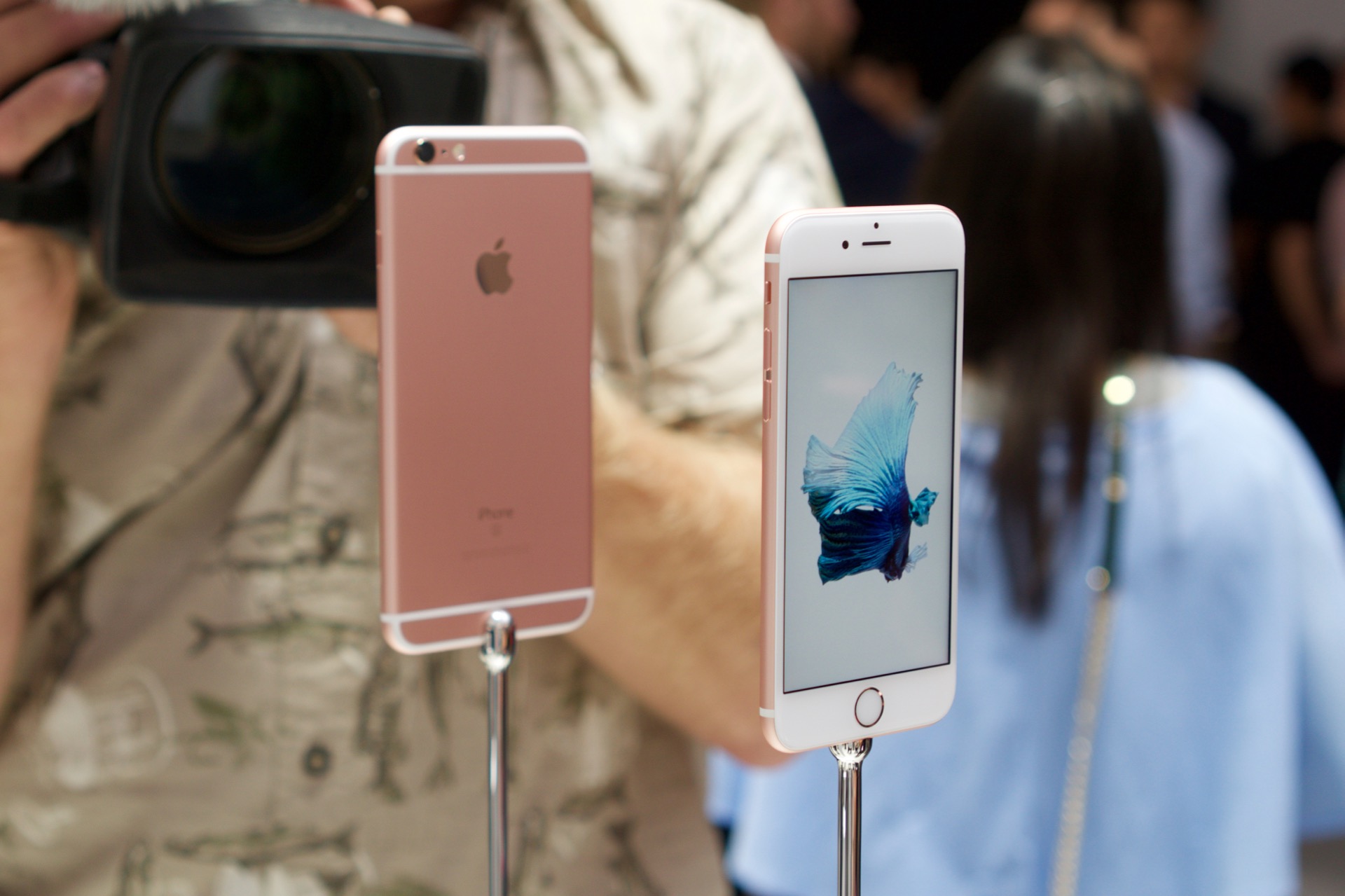 Hands-on with the iPhone 6S and 6S Plus, and why the 16GB model needs ...