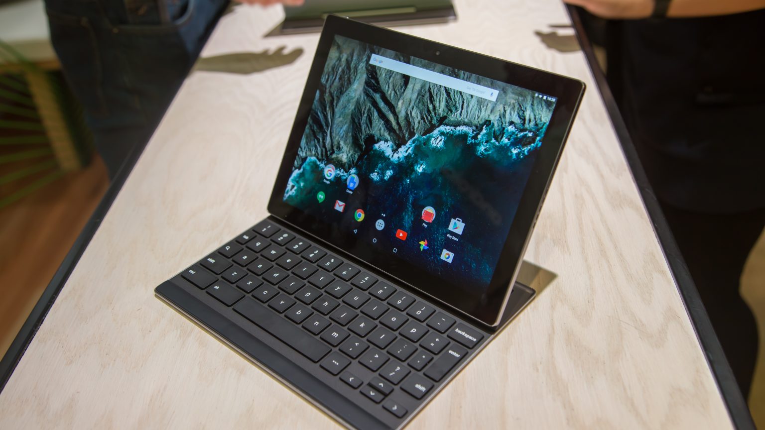 Google Pixel C hands-on: A well-built but clunky convertible Android ...