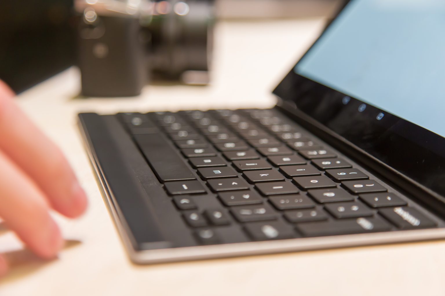Google Pixel C hands-on: A well-built but clunky convertible Android ...