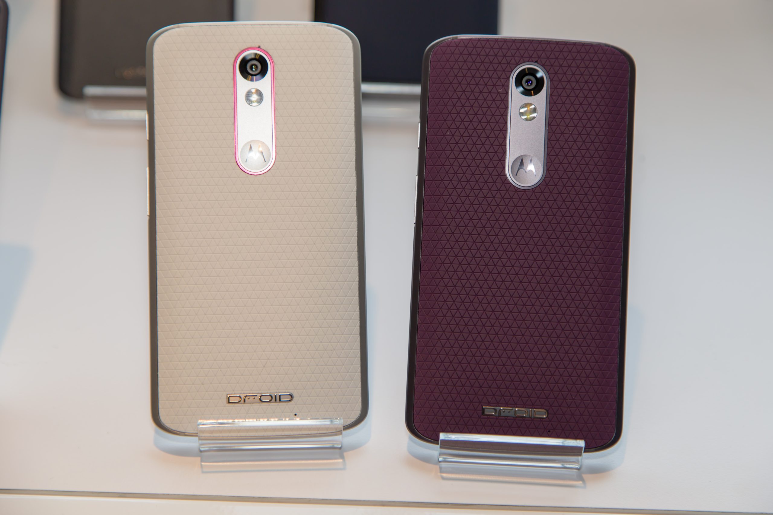 Hands-on with Verizon’s Droid Turbo 2 and its plastic “shatterproof ...