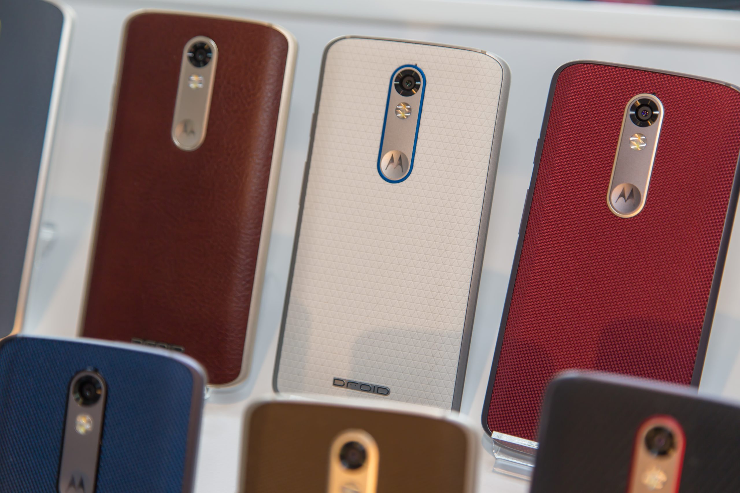 Hands-on with Verizon’s Droid Turbo 2 and its plastic “shatterproof ...