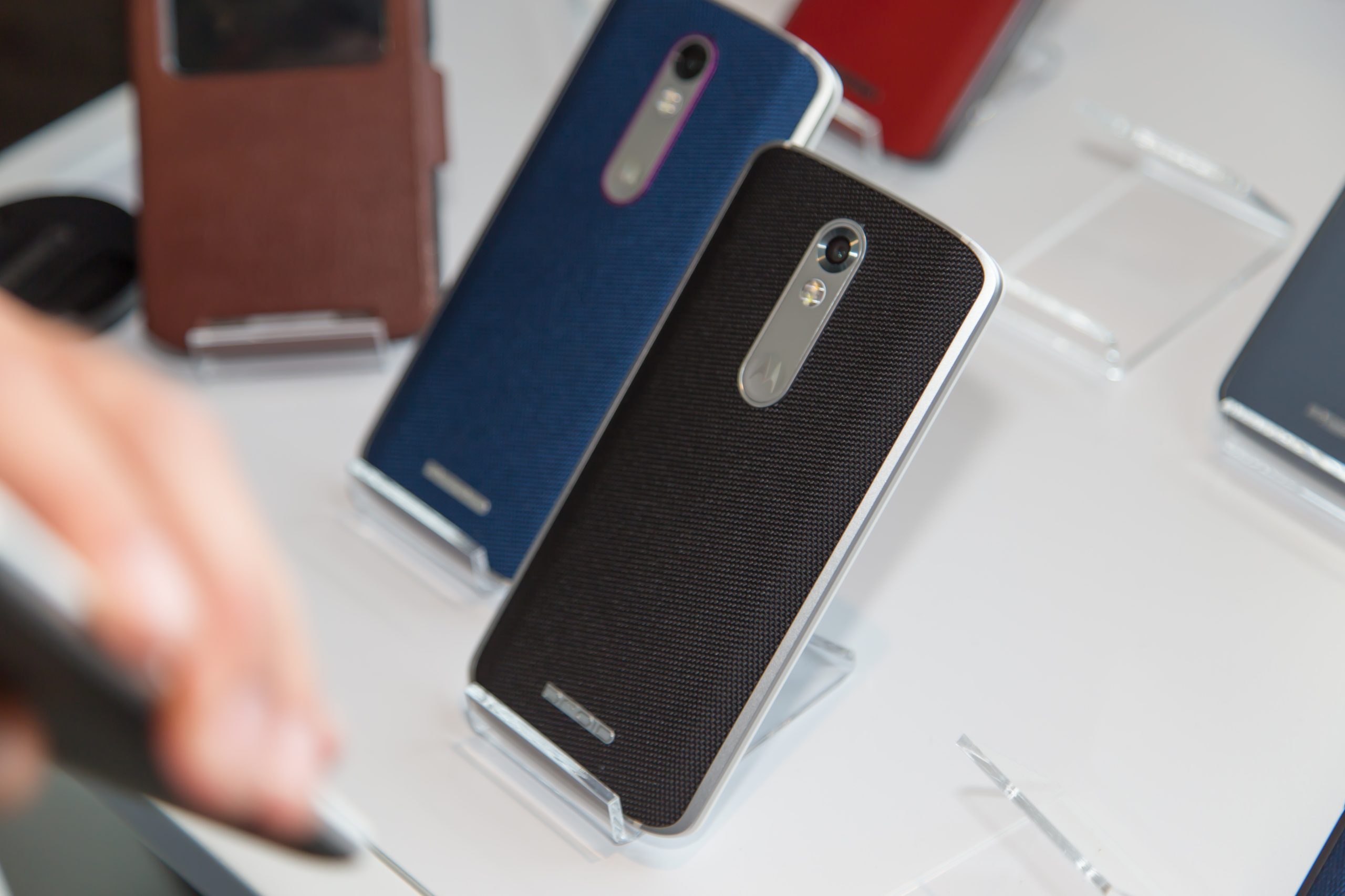 Hands-on with Verizon’s Droid Turbo 2 and its plastic “shatterproof ...