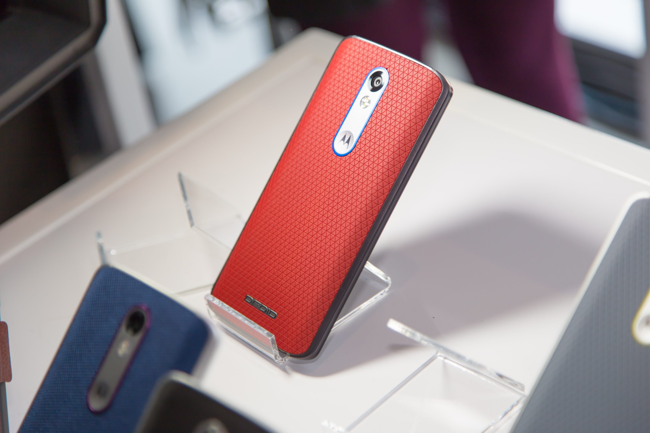 Hands-on with Verizon’s Droid Turbo 2 and its plastic “shatterproof ...