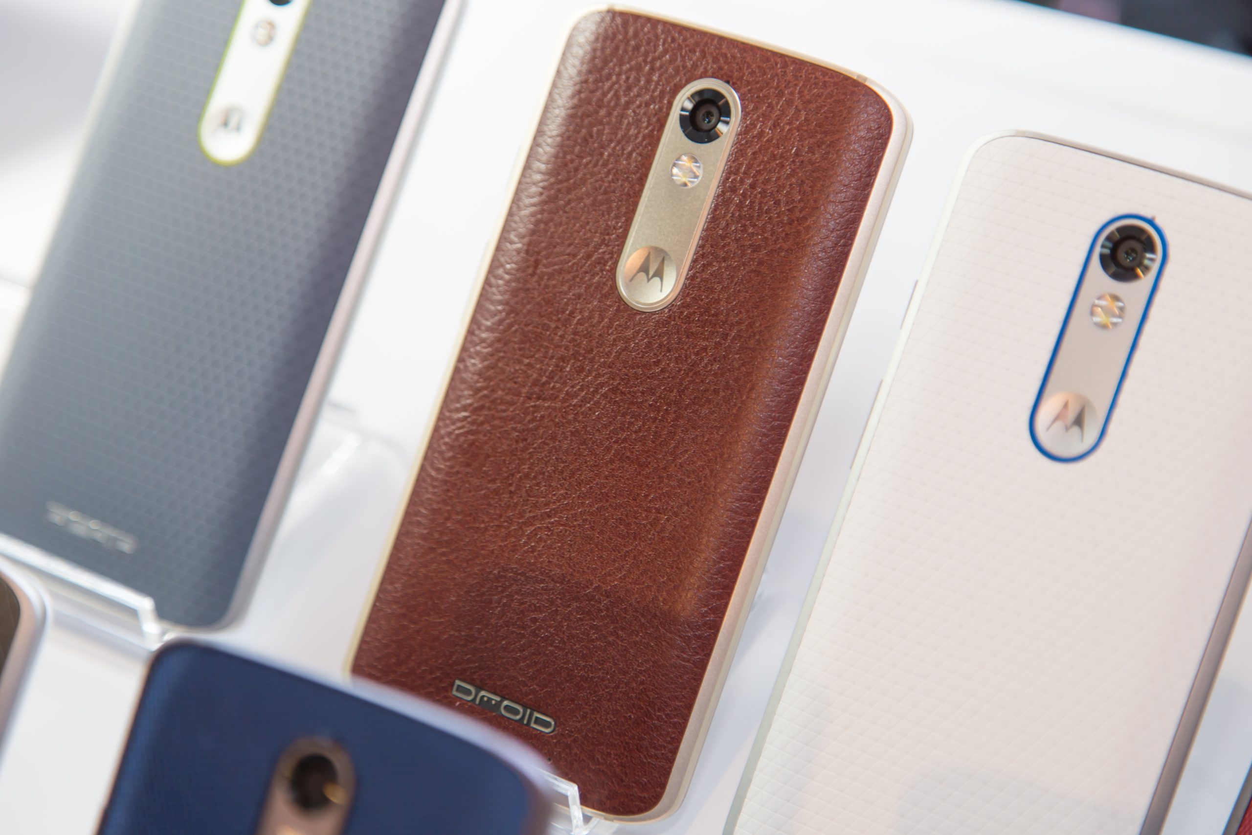 Hands-on with Verizon’s Droid Turbo 2 and its plastic “shatterproof ...