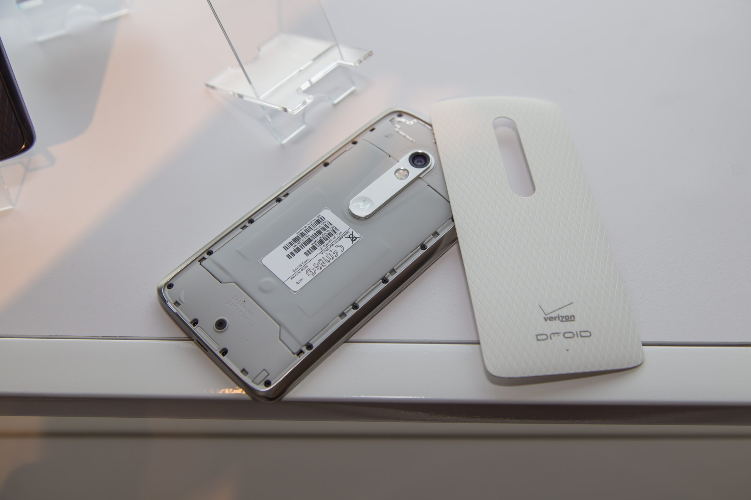 Hands-on with Verizon’s Droid Turbo 2 and its plastic “shatterproof ...