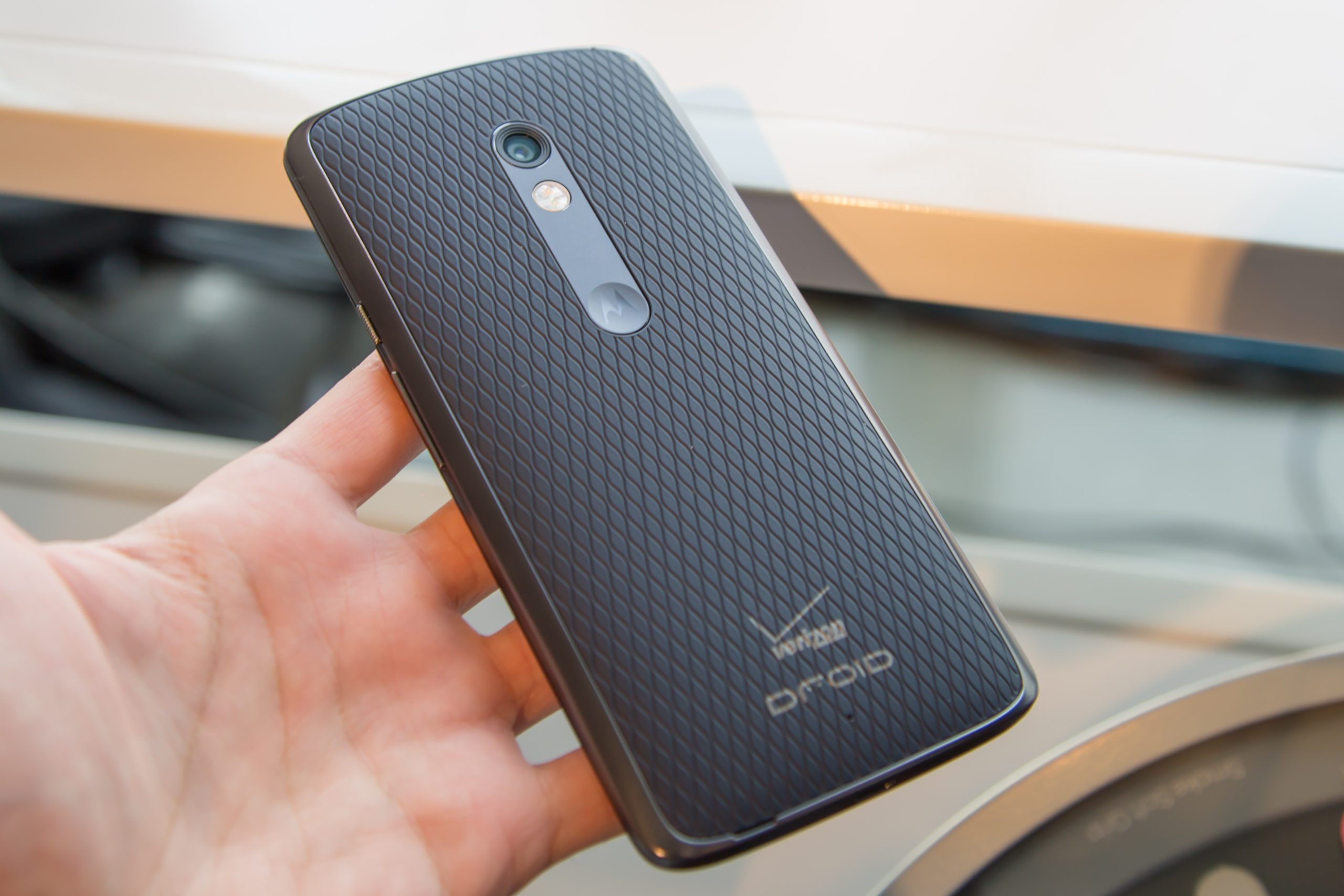 Hands-on with Verizon’s Droid Turbo 2 and its plastic “shatterproof ...