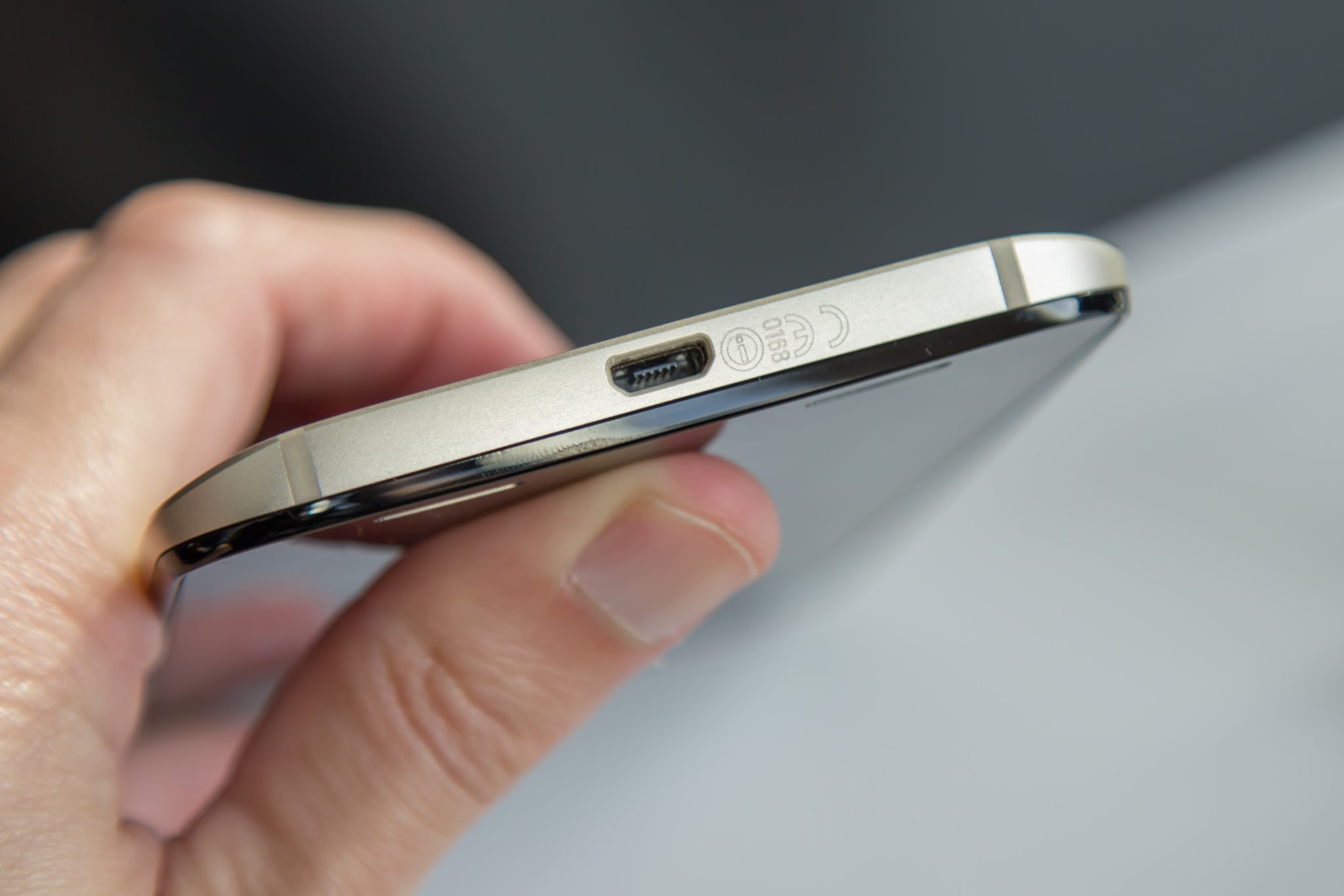 Hands-on with Verizon’s Droid Turbo 2 and its plastic “shatterproof ...