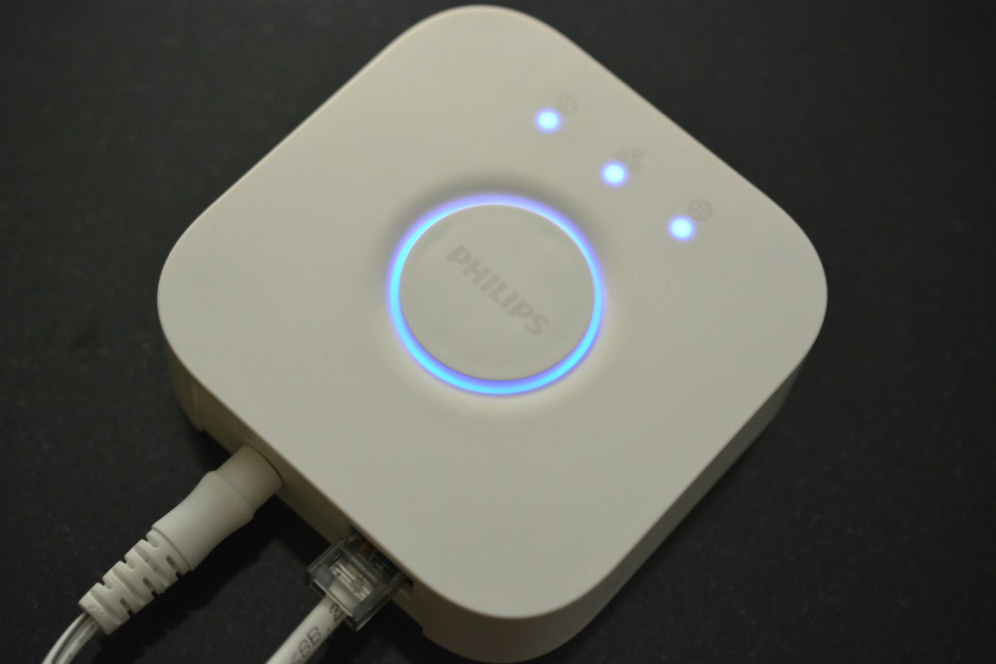 New Philips Hue bridge works with HomeKit, lets Siri control lights ...