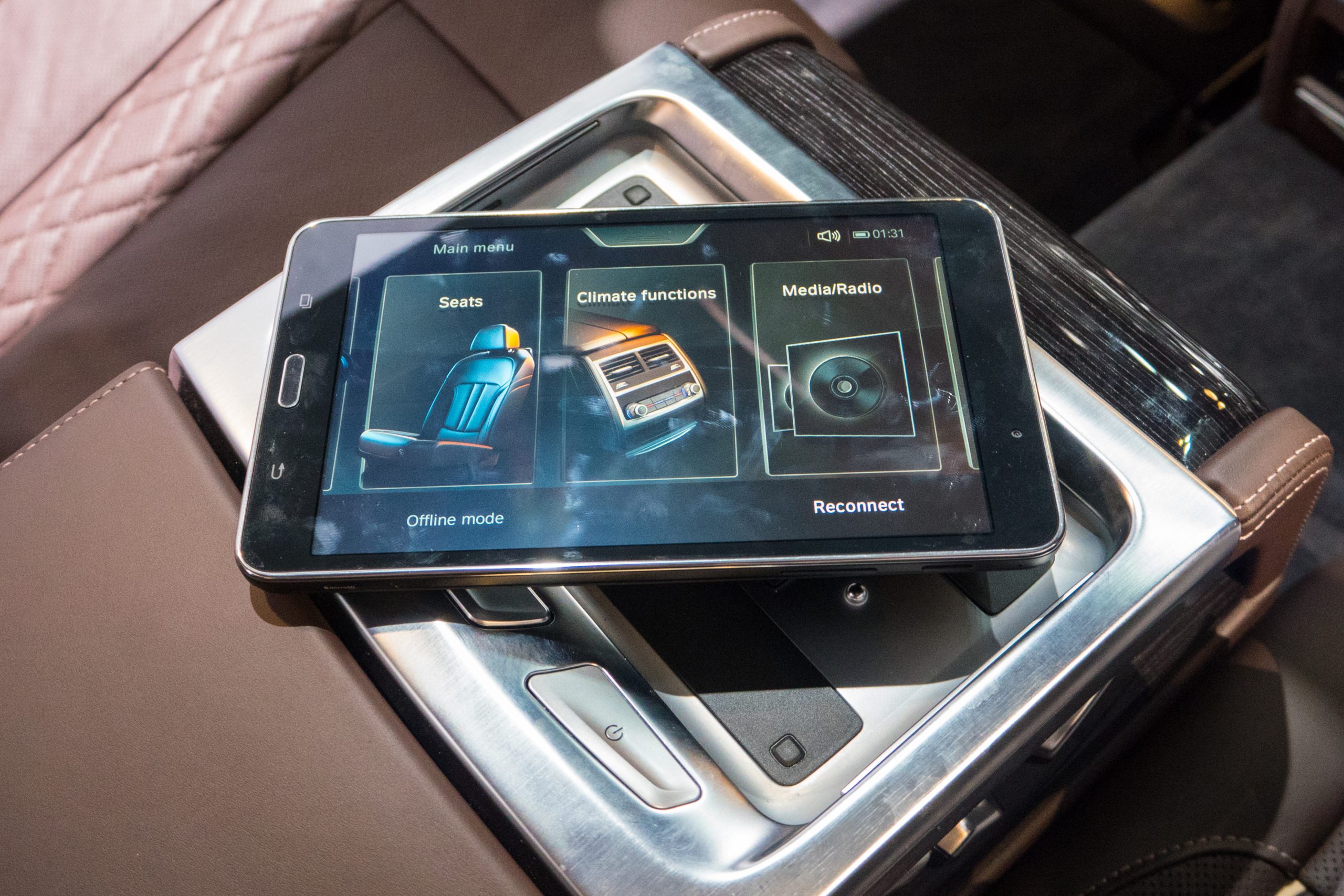 2015 Los Angeles Auto Show tech: Augmented reality manuals and retina ...