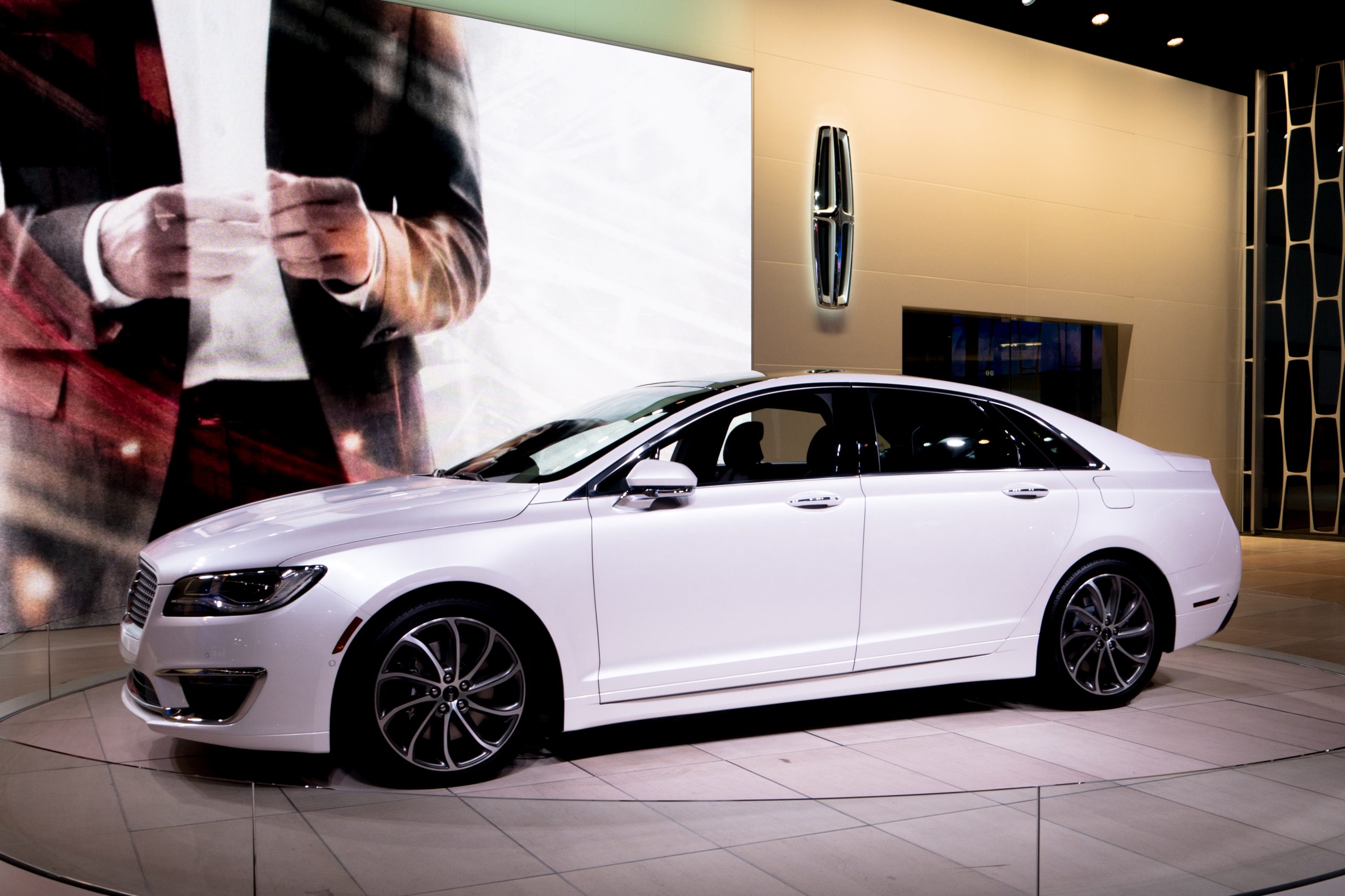 2015 Los Angeles Auto Show tech: Augmented reality manuals and retina ...