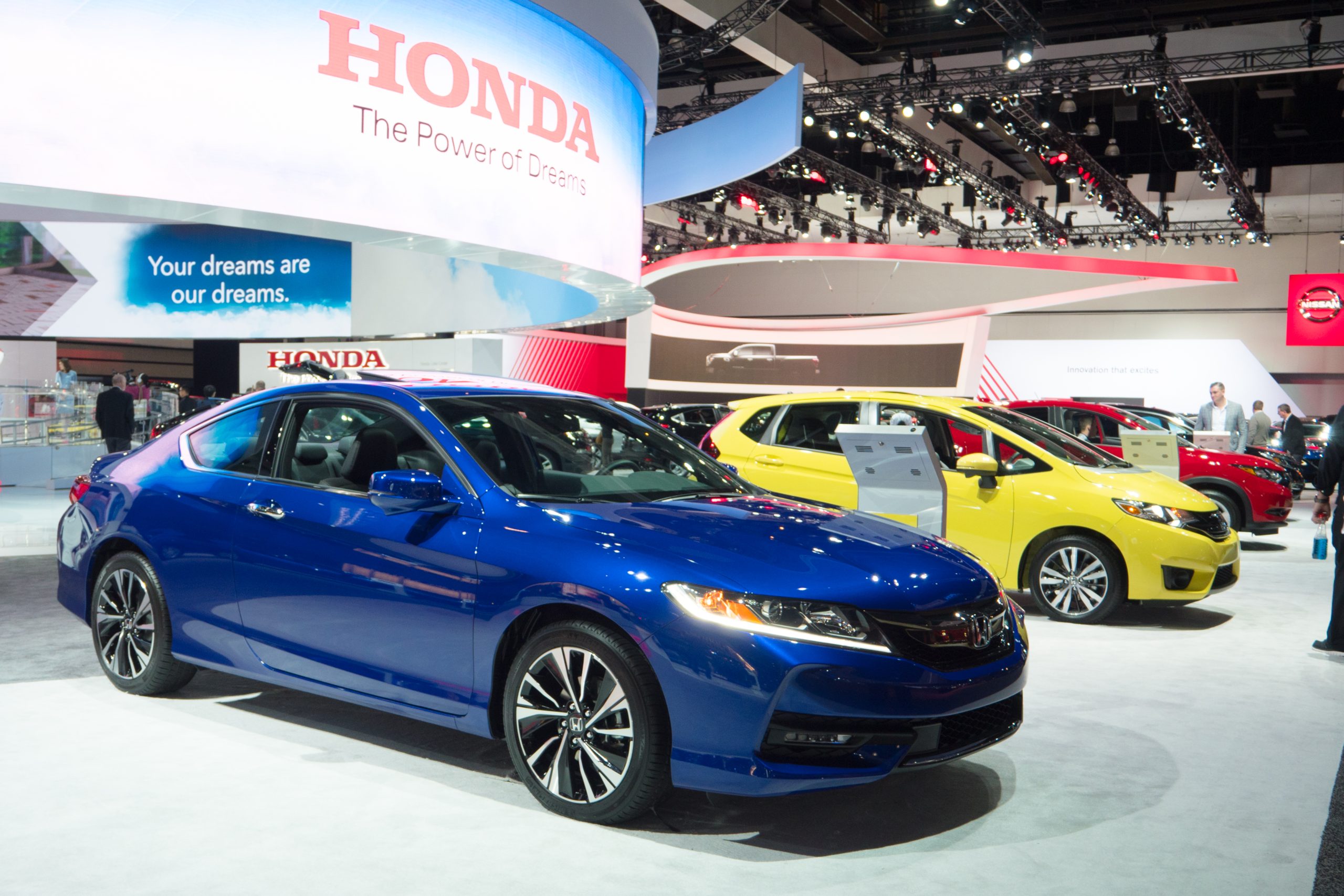 2015 Los Angeles Auto Show tech: Augmented reality manuals and retina ...