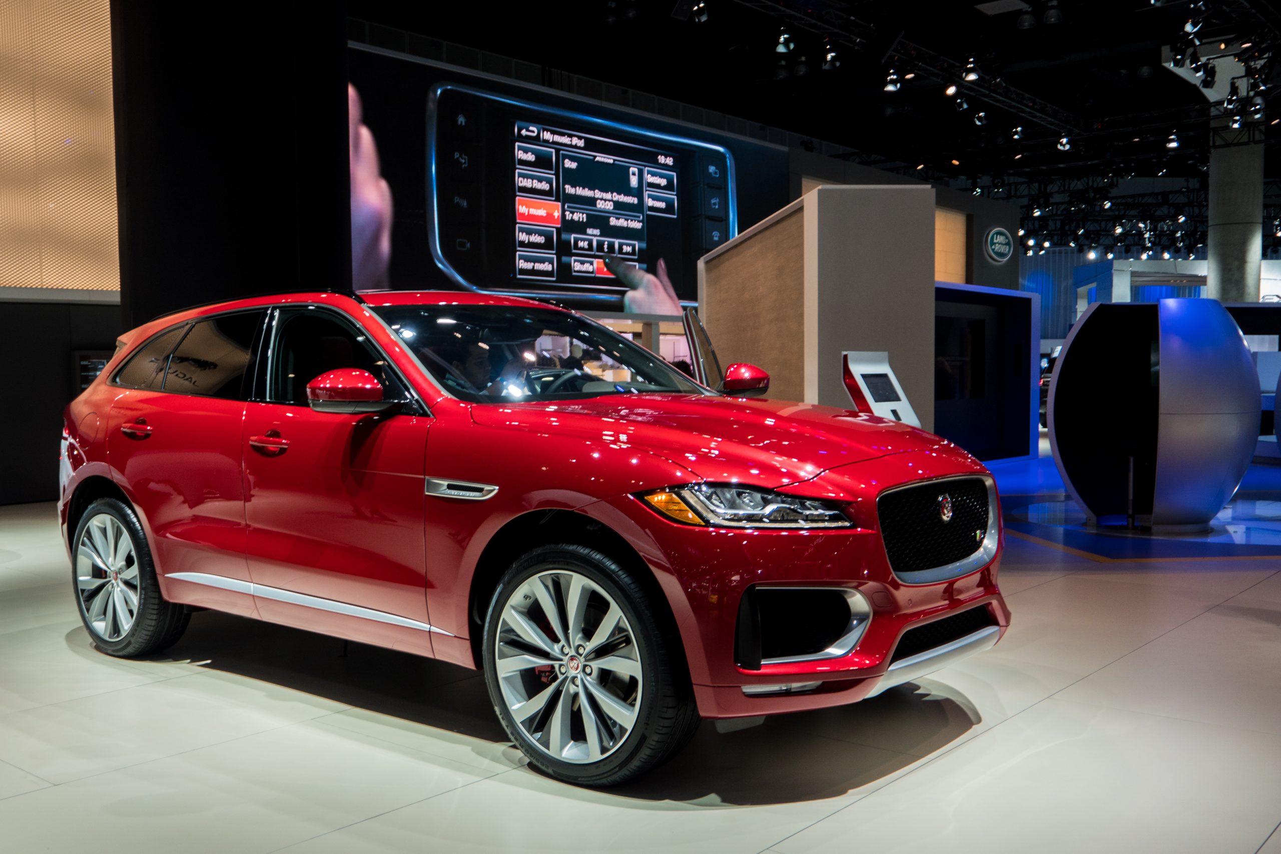 2015 Los Angeles Auto Show tech: Augmented reality manuals and retina ...