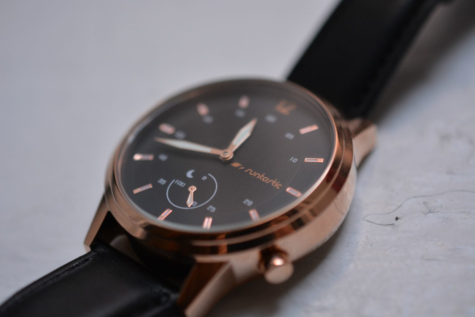 Runtastic Moment Classic reviewed: refined style, strange subscription ...