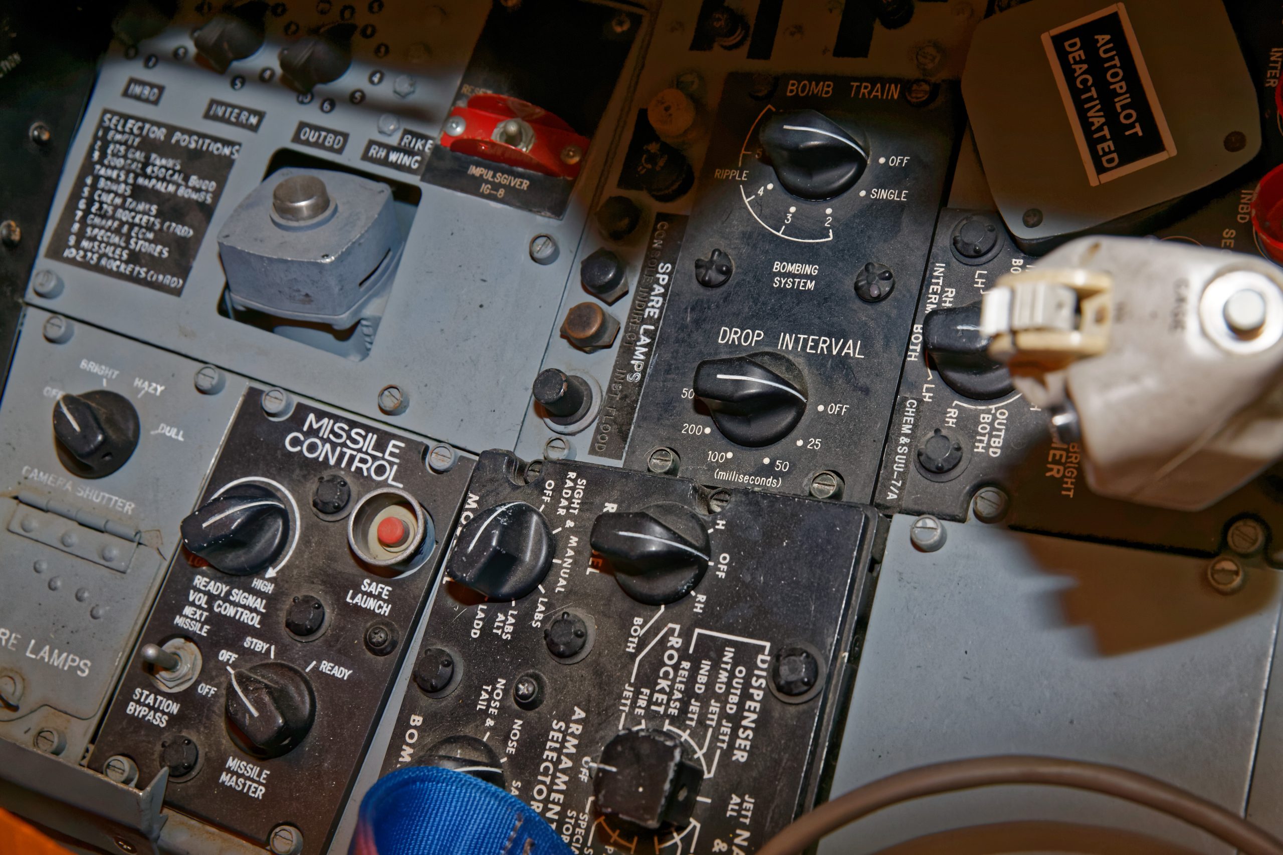 The slowly fading art of flying—and maintaining—Cold War fighter jets ...