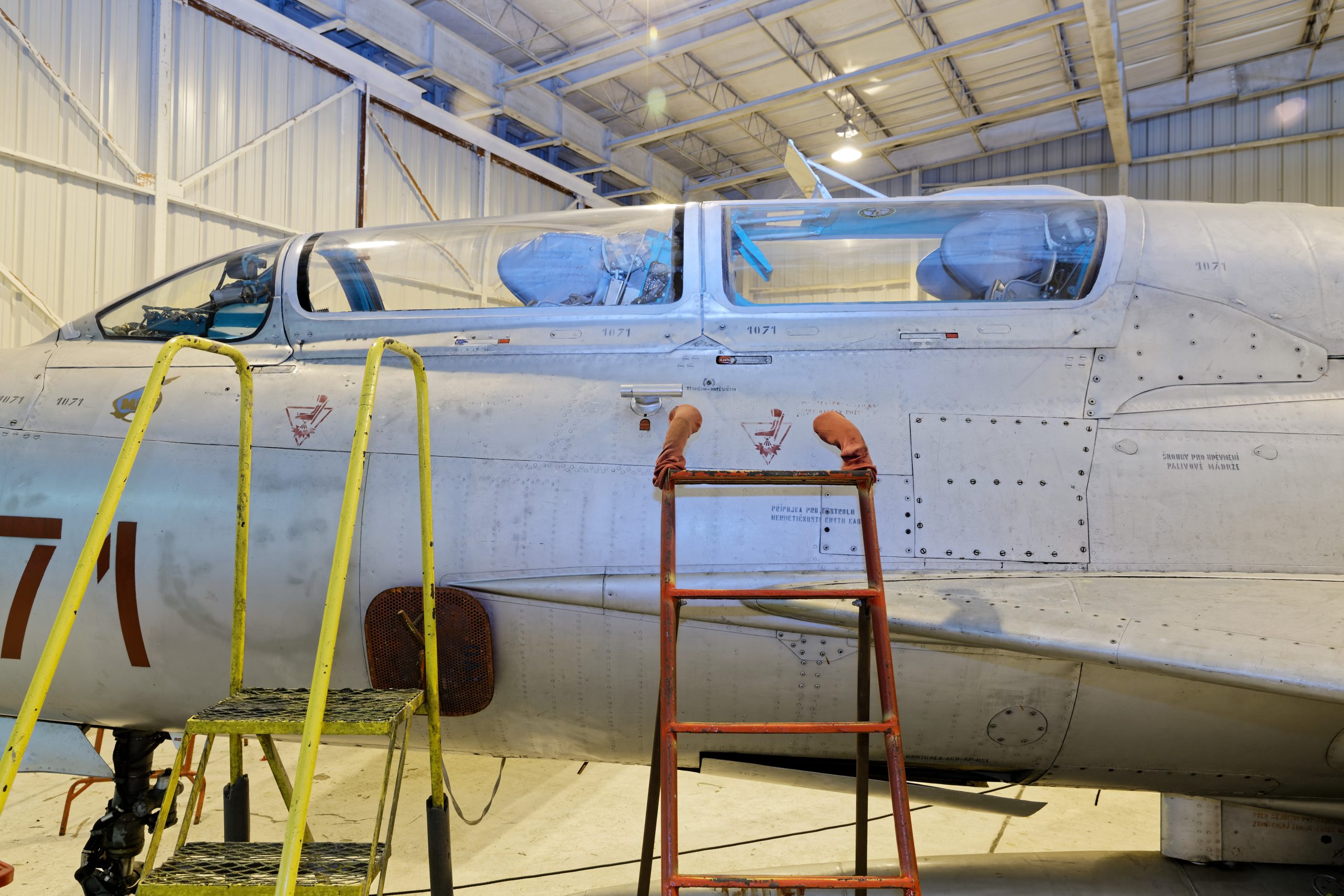 The slowly fading art of flying—and maintaining—Cold War fighter jets ...