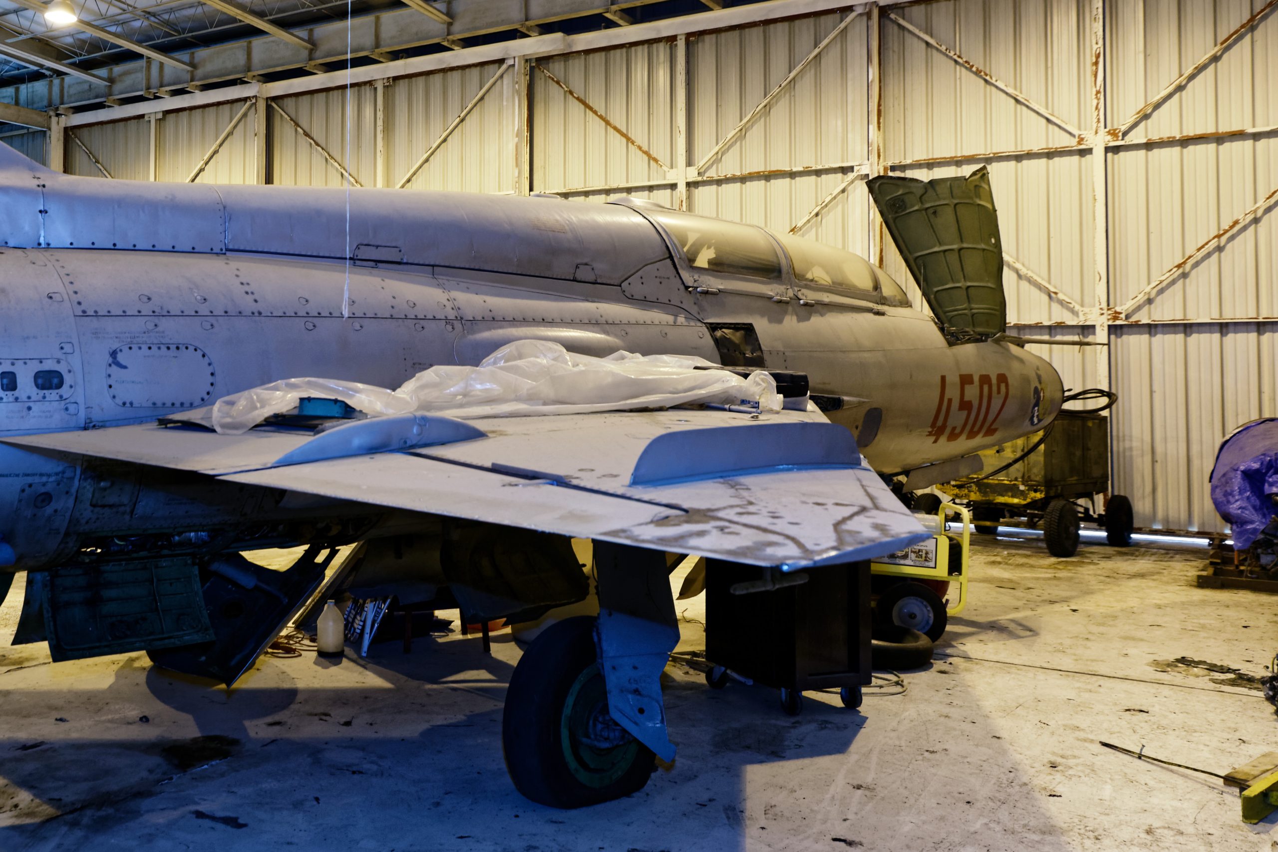 The slowly fading art of flying—and maintaining—Cold War fighter jets ...