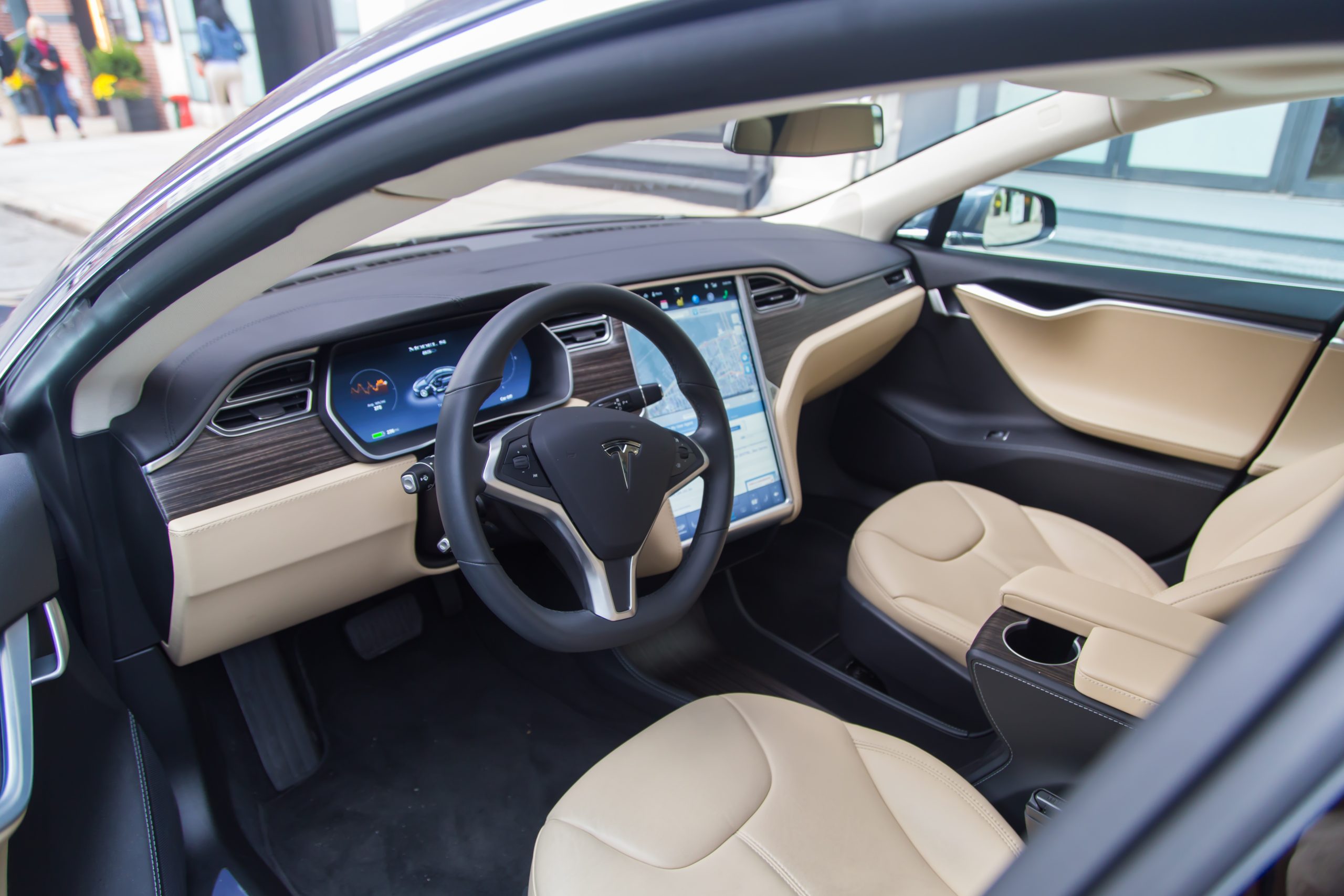 Tesla’s new firmware improves Autosteer, adds remote parking—of a sort ...