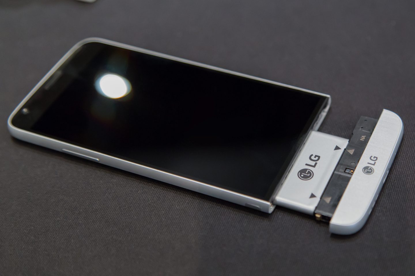 LG G5 hands-on—LG may have made the most innovative phone of MWC - Ars ...