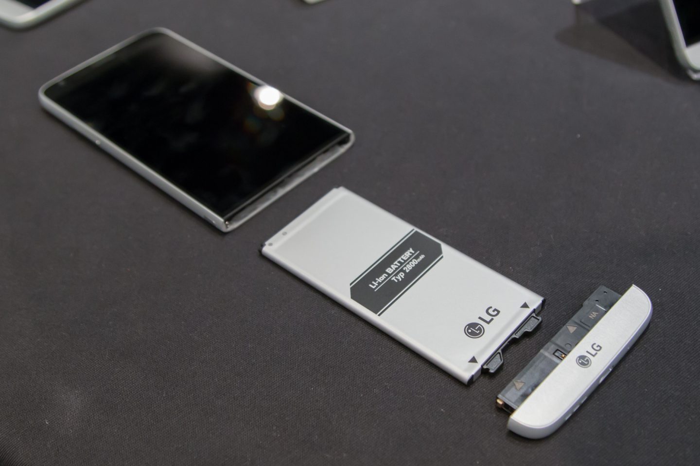 LG G5 hands-on—LG may have made the most innovative phone of MWC - Ars ...