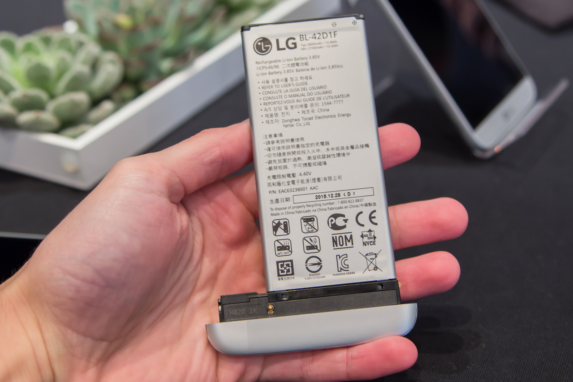 LG G5 hands-on—LG may have made the most innovative phone of MWC - Ars ...
