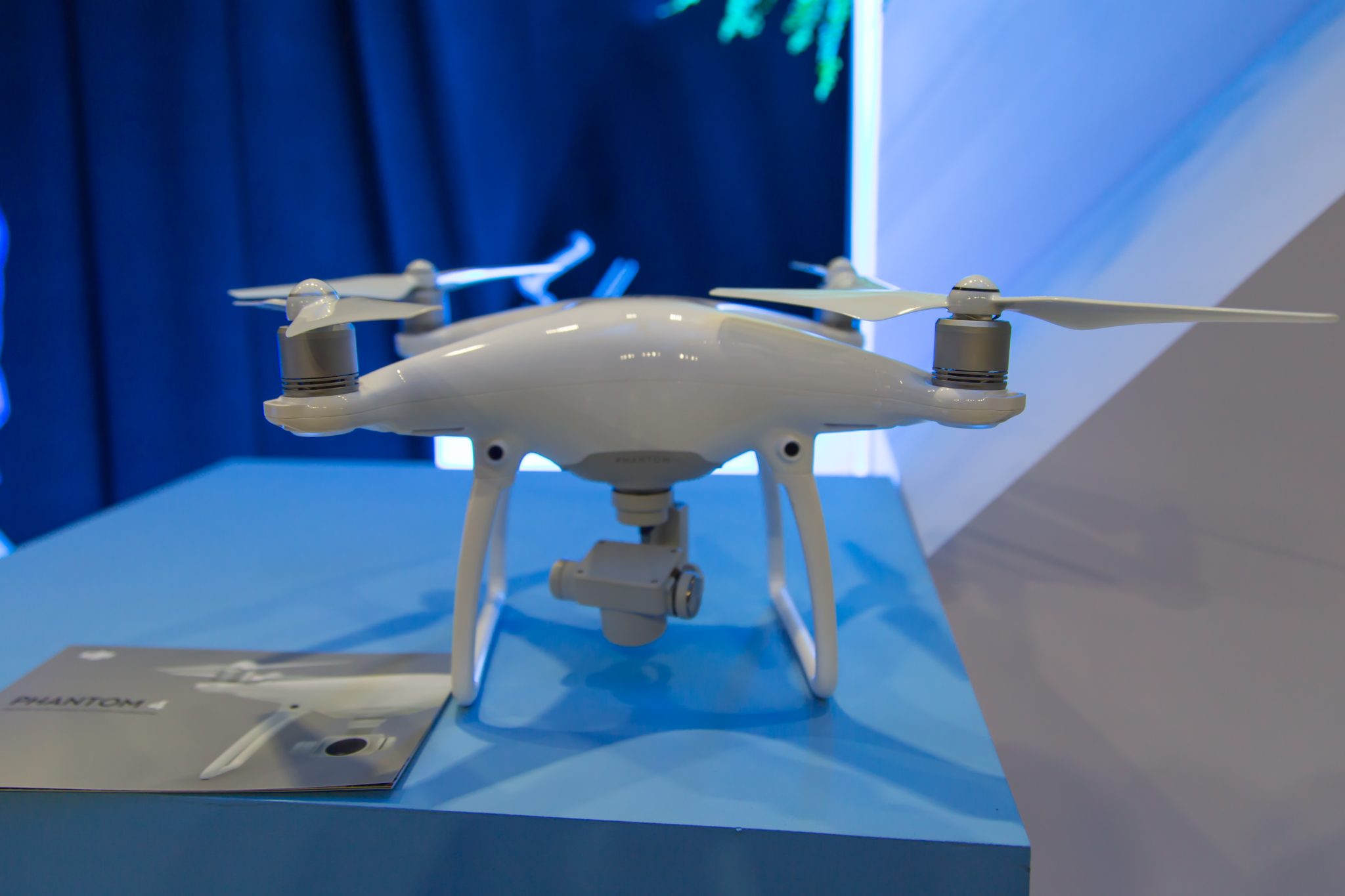 DJI shows off the semi-automated Phantom 4—leave the flying to the ...