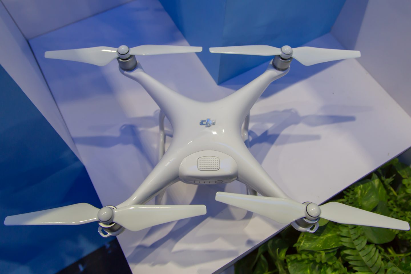 DJI shows off the semi-automated Phantom 4—leave the flying to the ...