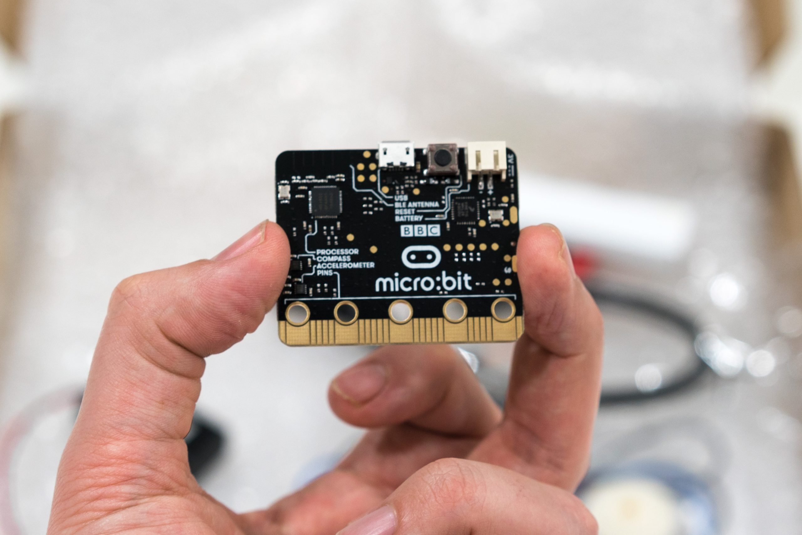 BBC Micro:bit goes on sale for £13 - Ars Technica