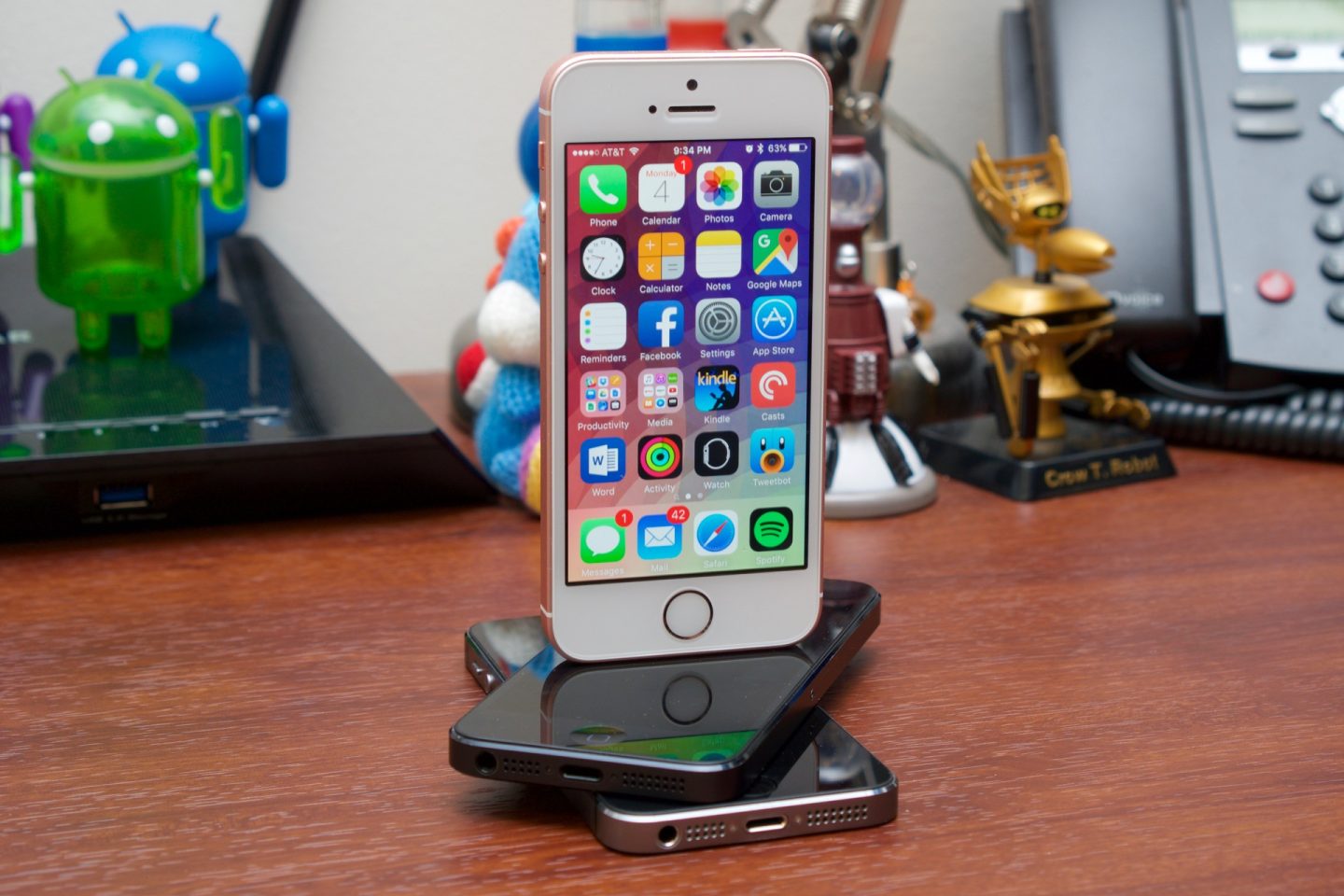 Why Apple has stopped making small phones—and why it should start again ...