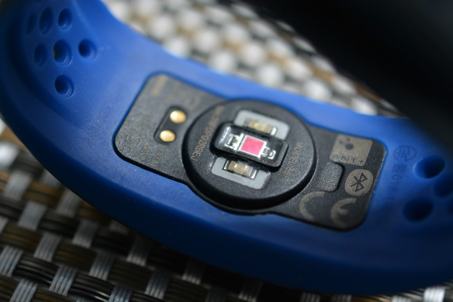 Mio Fuse reviewed: A fitness band that works better than it looks - Ars ...