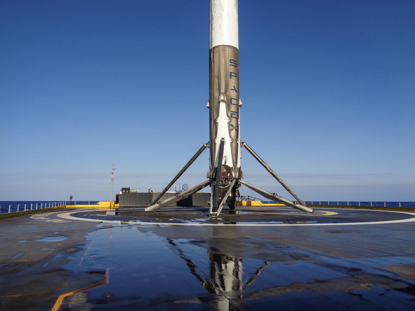 SpaceX puts its third booster in a barn—and the result is dazzling ...