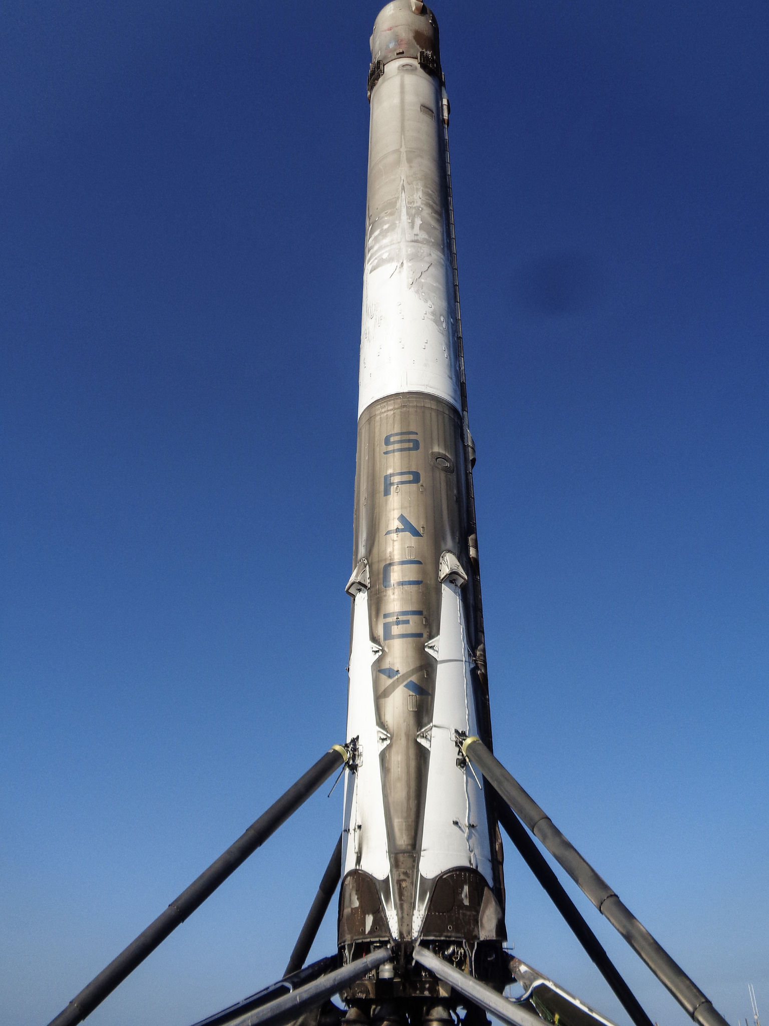 SpaceX puts its third booster in a barn—and the result is dazzling ...
