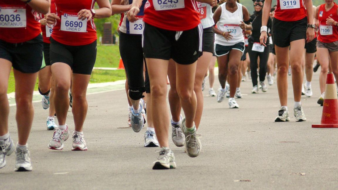 Here’s what might be happening to your feet when you run in shoes - Ars ...