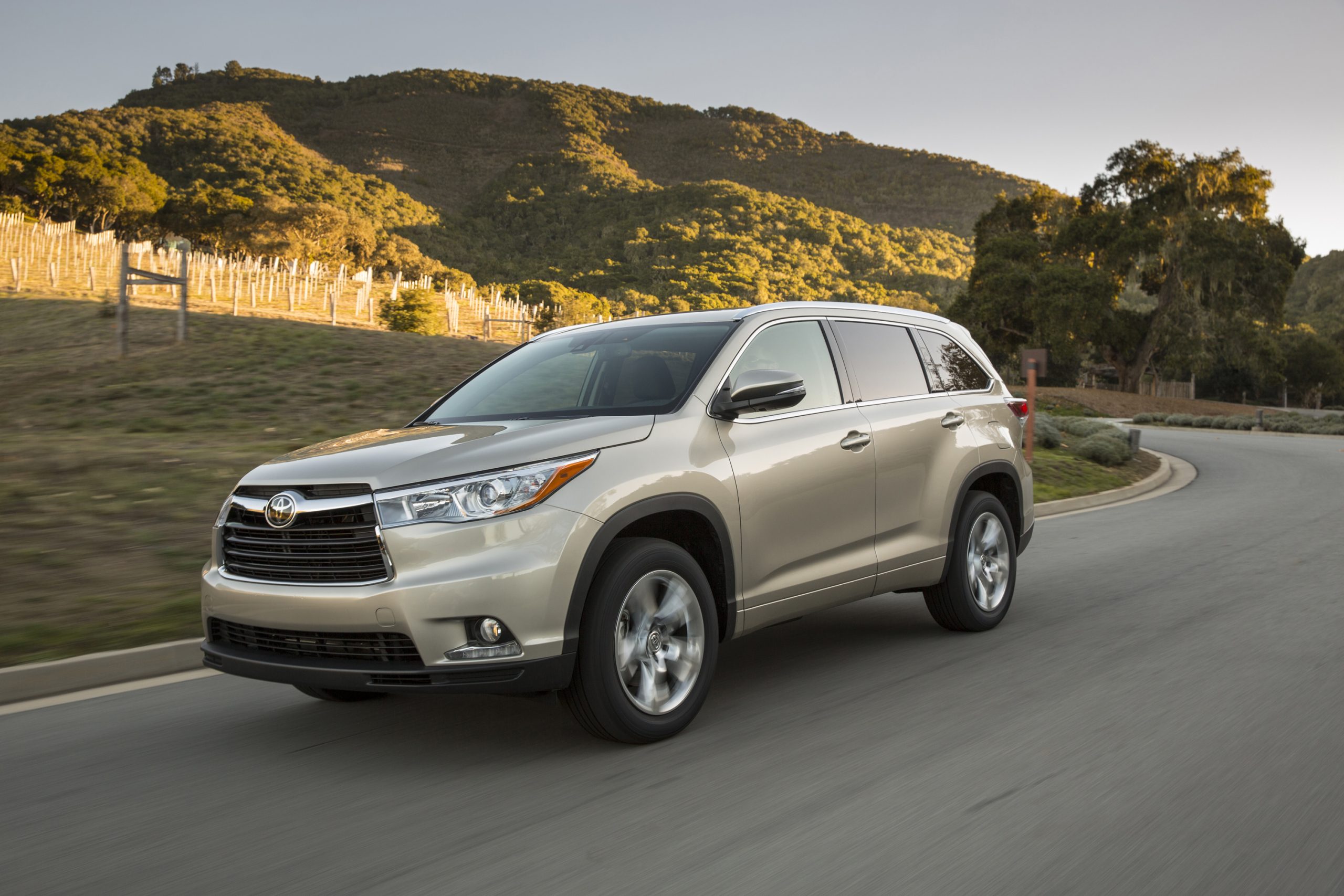 The 2016 Toyota Highlander Hybrid punches above its weight class - Ars ...