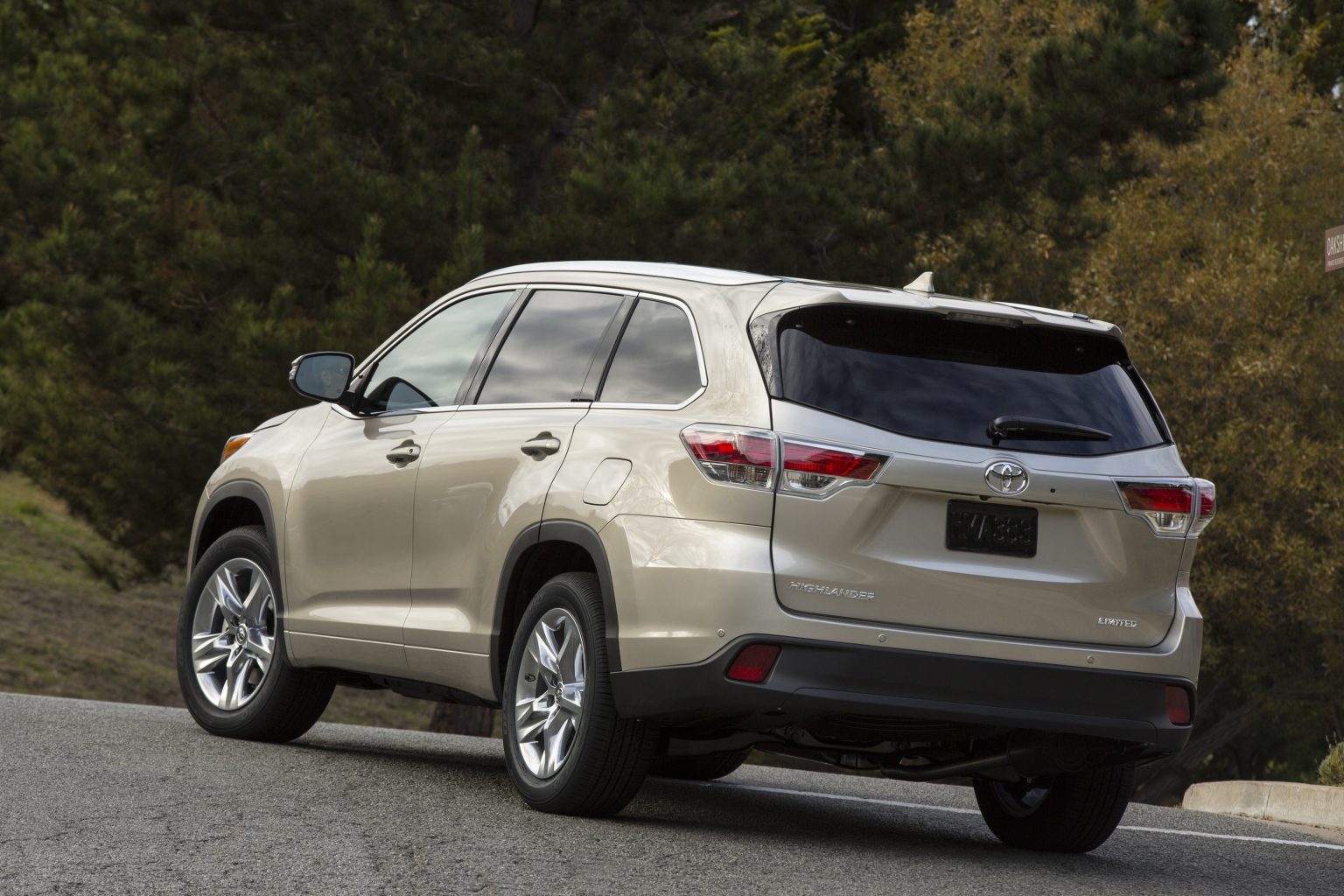 The 2016 Toyota Highlander Hybrid punches above its weight class - Ars ...