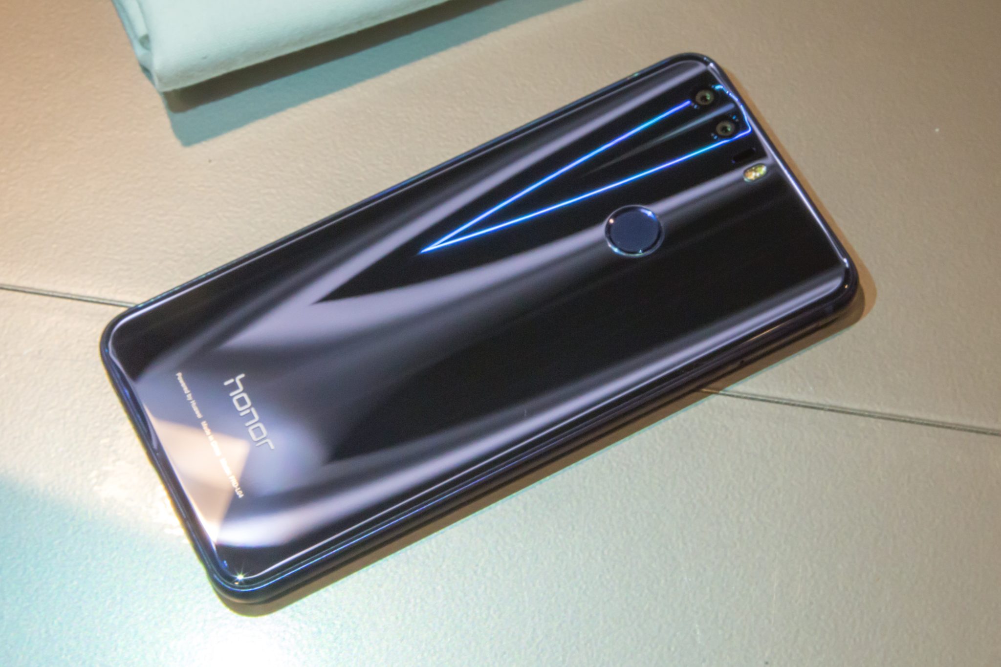 Hands-on with Huawei’s Honor 8—$400 for flagship-class specs - Ars Technica