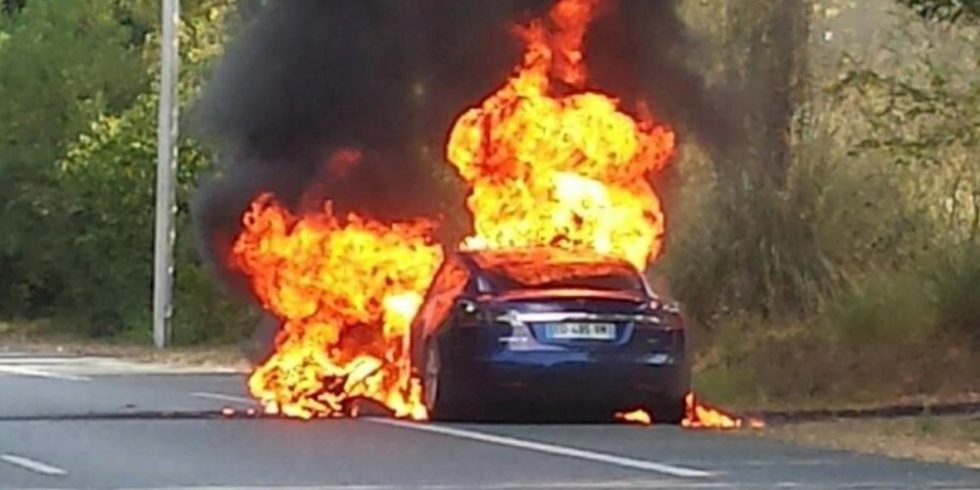 Tesla Model S battery bursts into flames, car “totally destroyed” in 5 ...