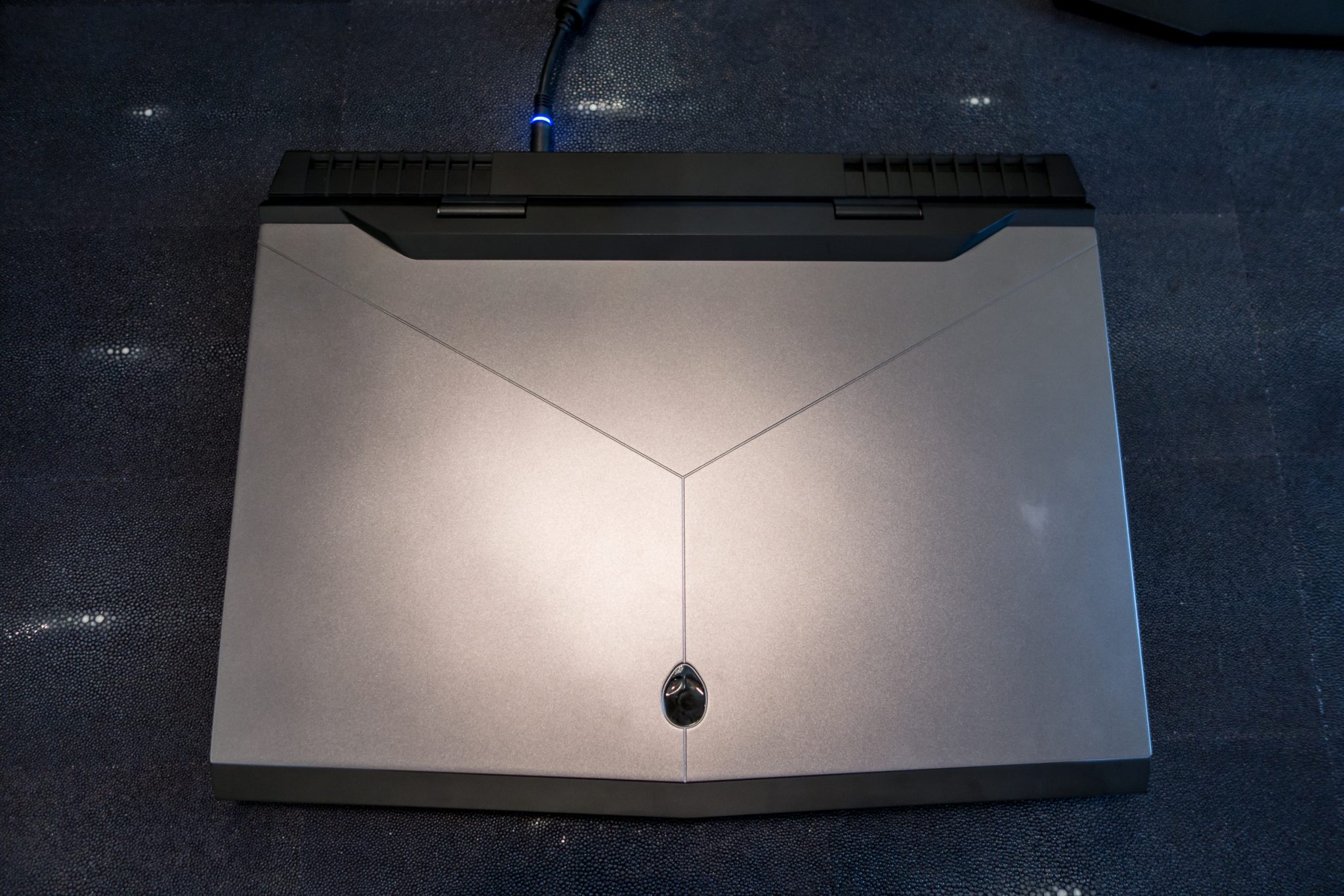 Alienware focuses on mobility with sleek, revamped new laptops - Ars ...
