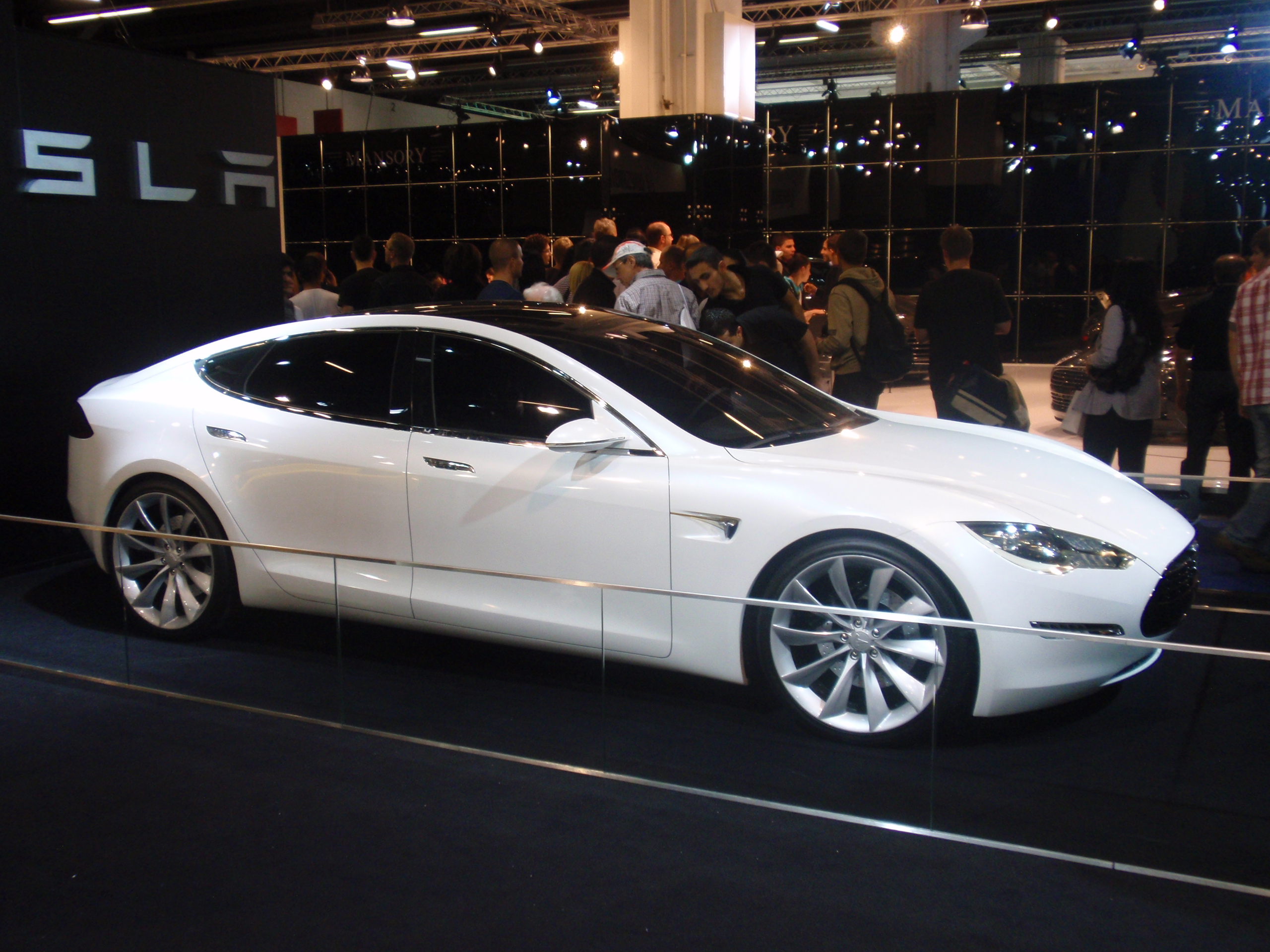 Researchers wirelessly hit the brakes in a Model S, Tesla patches ...