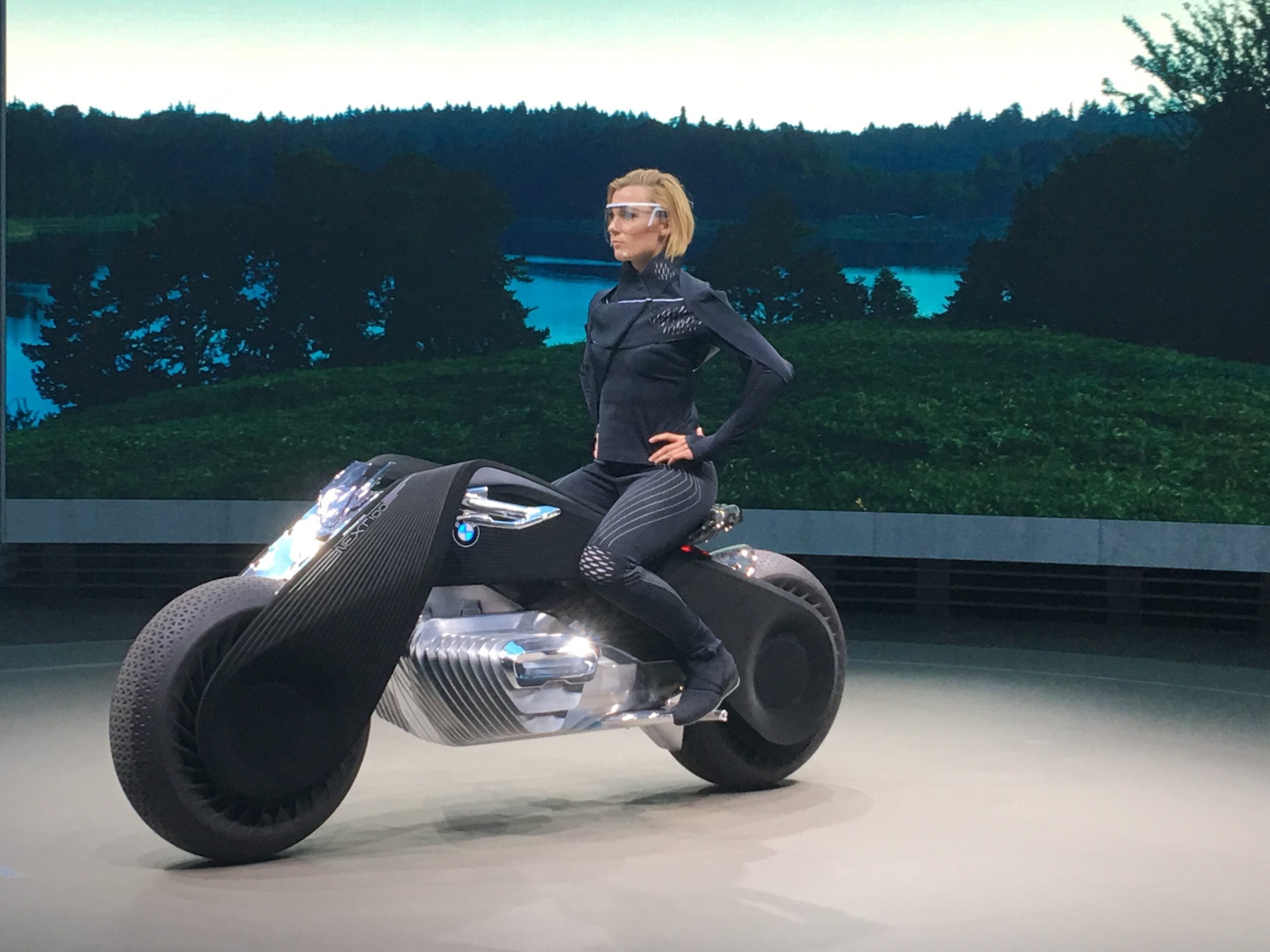 The BMW Motorrad Vision Next 100, the flexible motorcycle of the future ...