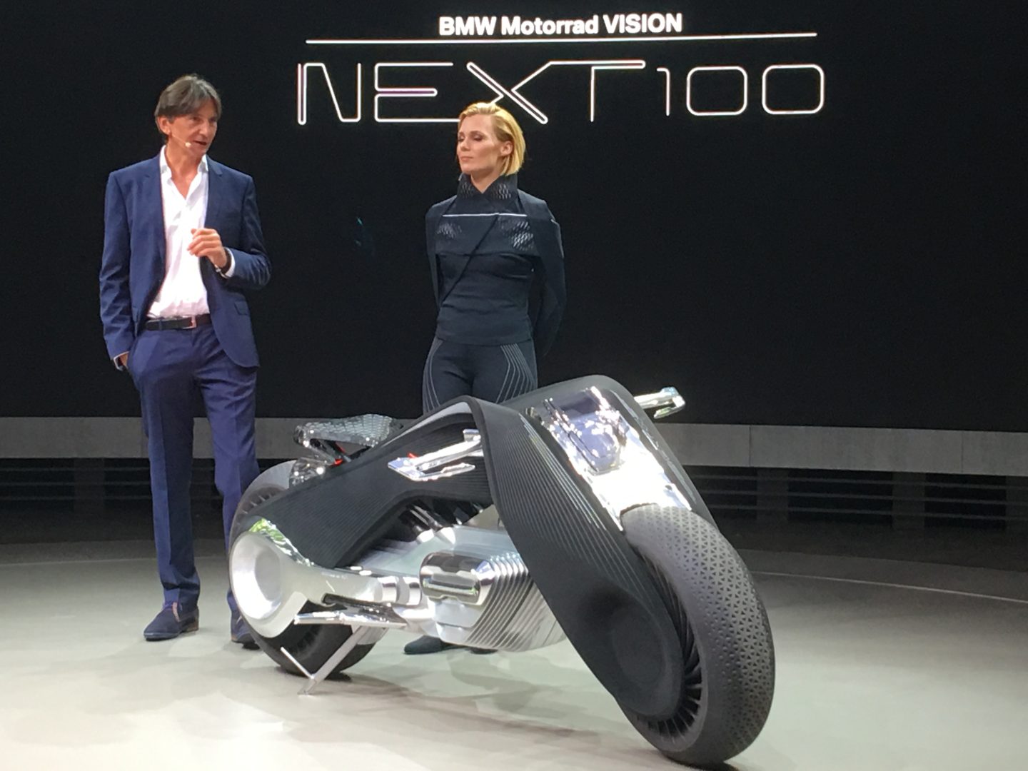 The BMW Motorrad Vision Next 100, the flexible motorcycle of the future ...