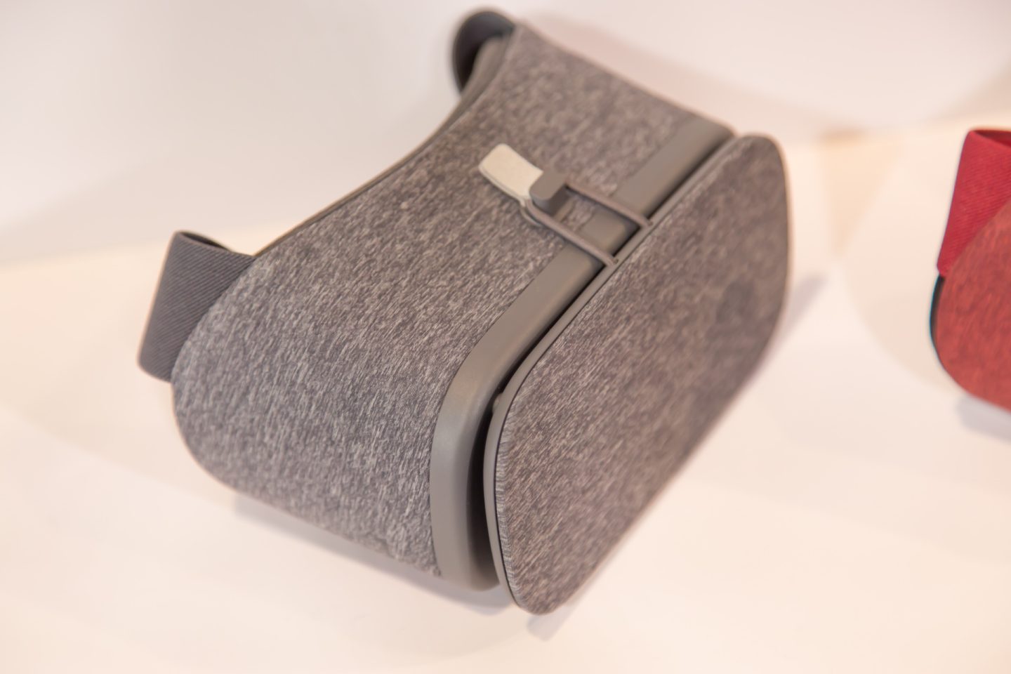 Daydream VR hands-on: Google’s “dumb” VR headset is actually very ...