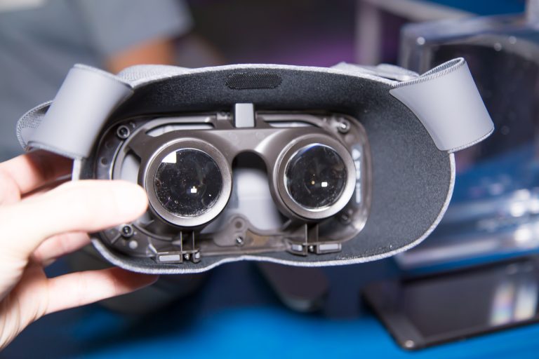 Daydream VR hands-on: Google’s “dumb” VR headset is actually very ...