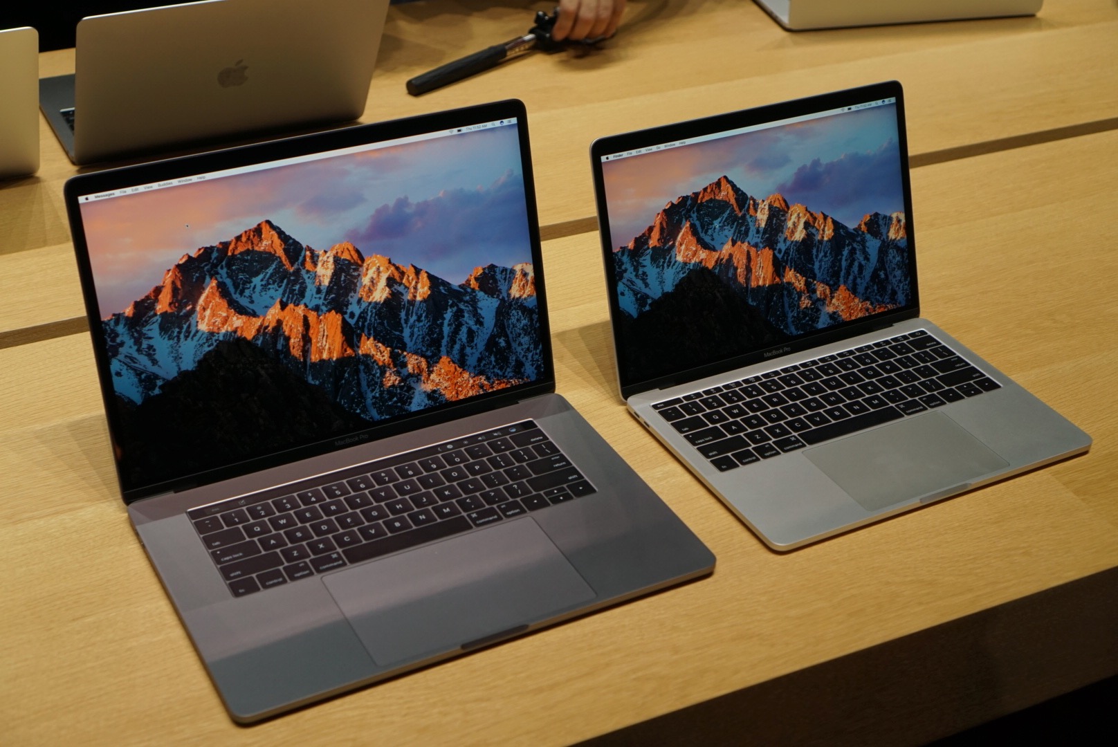 Review: Touch Bar MacBook Pros give an expensive glimpse at Review: Touch Bar MacBook Pros give an expensive glimpse at