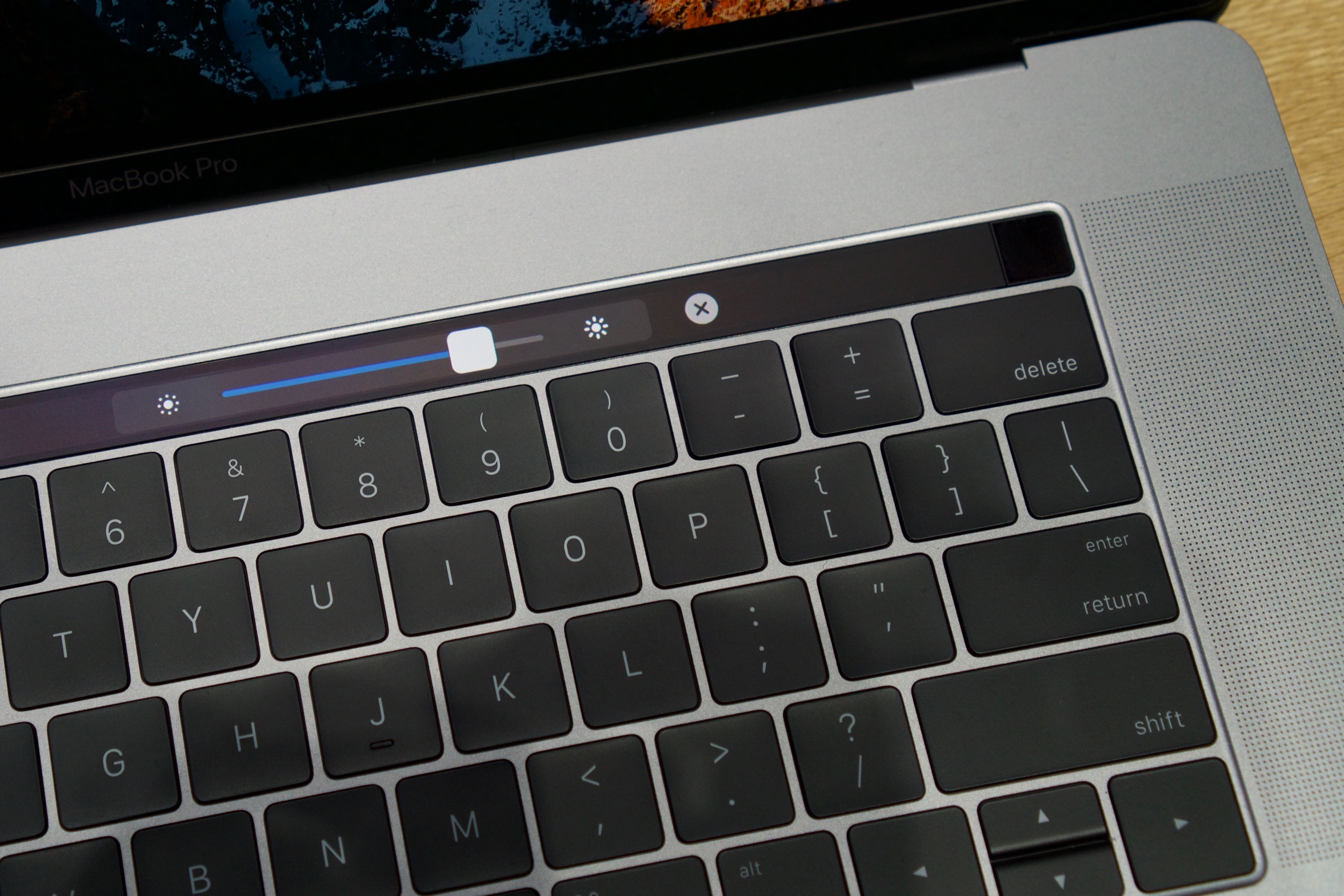 Review: Touch Bar MacBook Pros give an expensive glimpse at the Mac’s ...