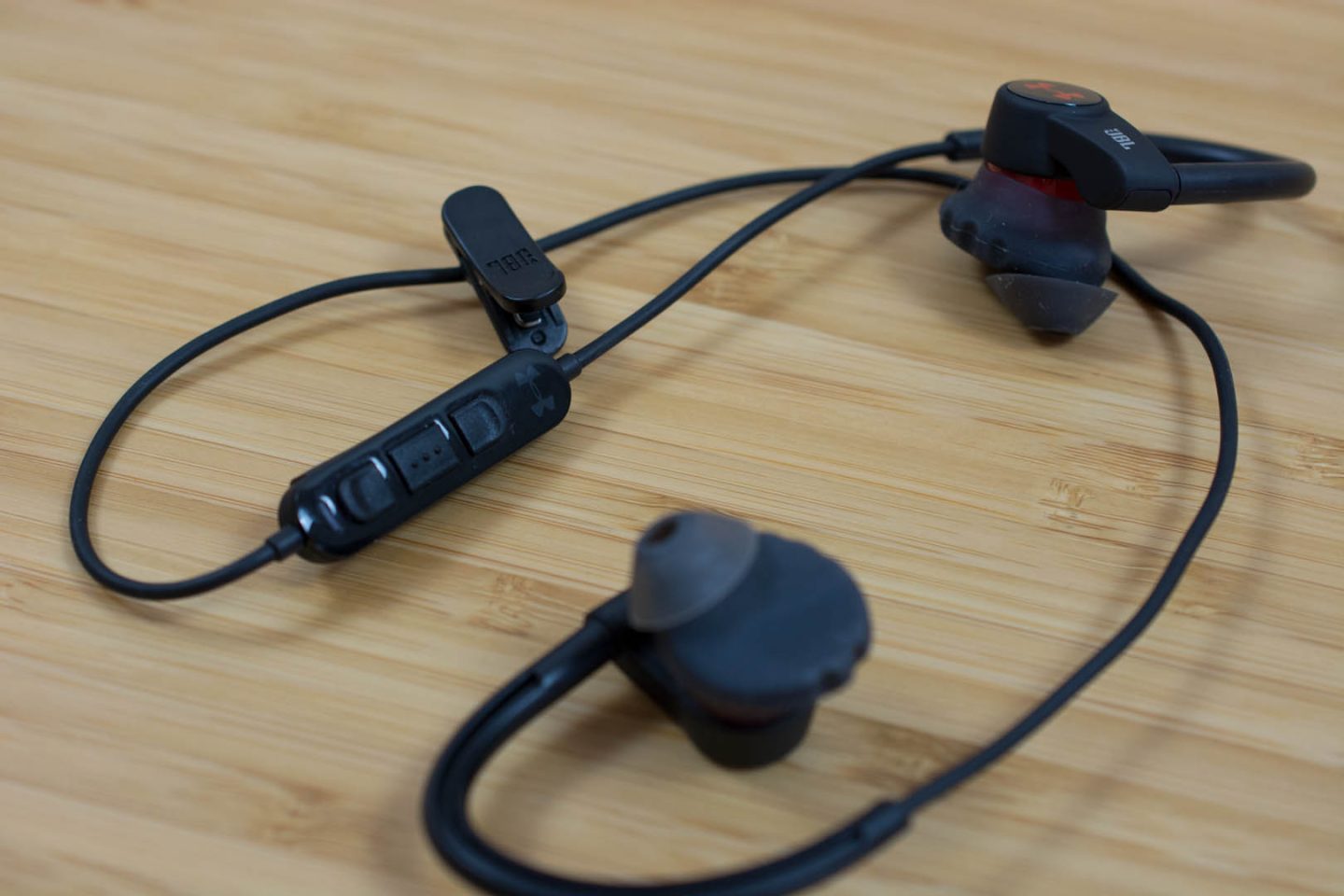 Hear the pulse: Heart rate monitoring fitness earbuds tested - Ars Technica