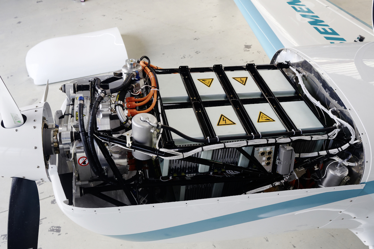This Extra 330 is the fastest-climbing electric-powered airplane ever ...